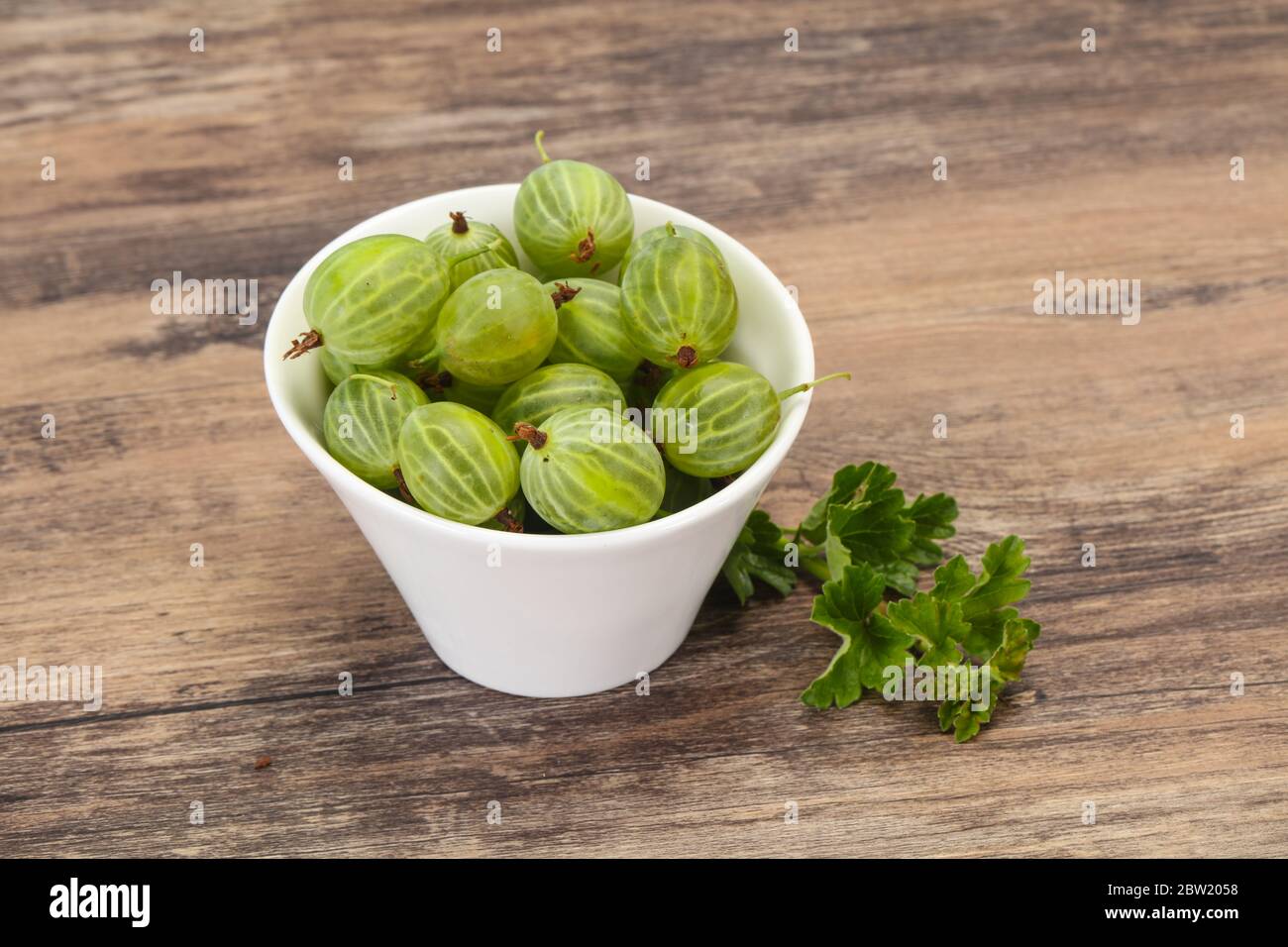 Fresh ripe green sweet gooseberry with leaf Stock Photo - Alamy