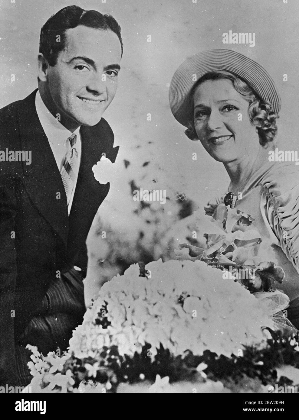 Mary Pickford and Buddy Rogers, a smiling wedding couple. Smiling Mary ...