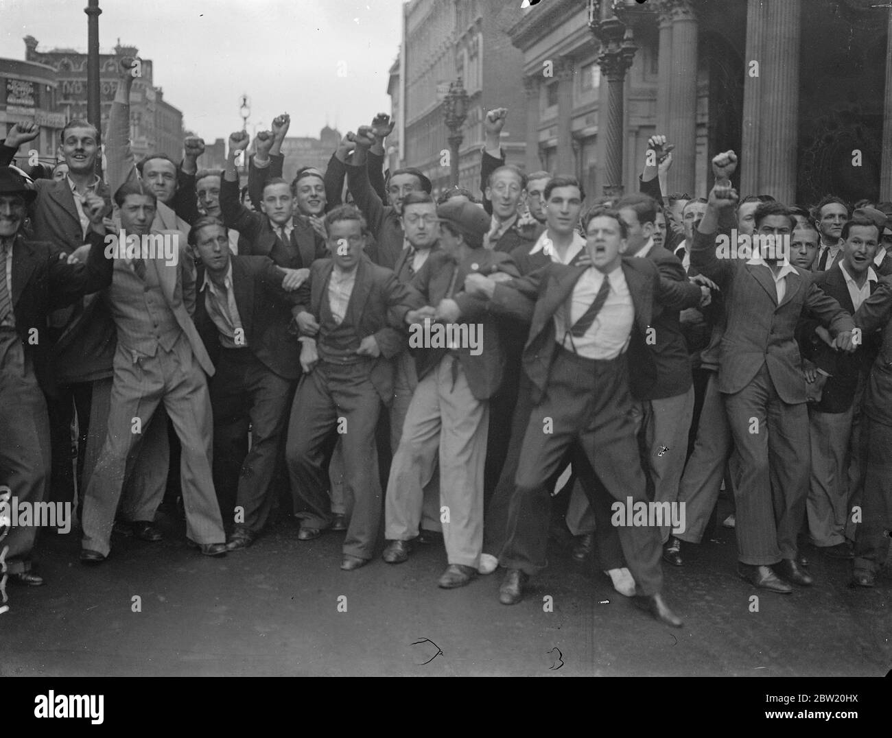 Fighting in Trafalgar Square when fascist meet. Fierce fighting between ...