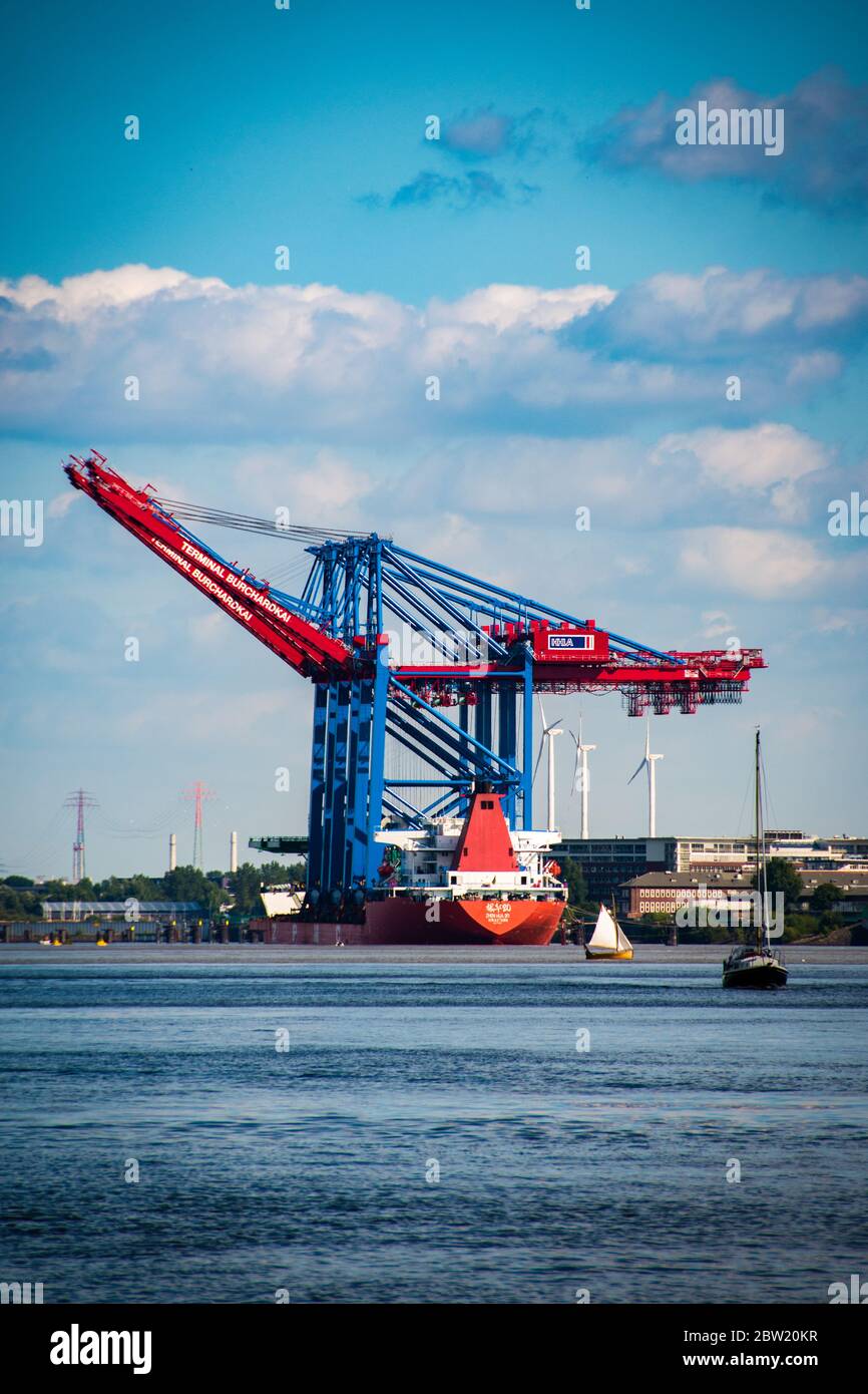 Ship and cranes docked at pier hi-res stock photography and images - Alamy