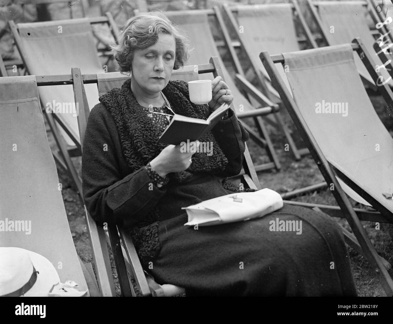 Reading actress hi-res stock photography and images - Alamy