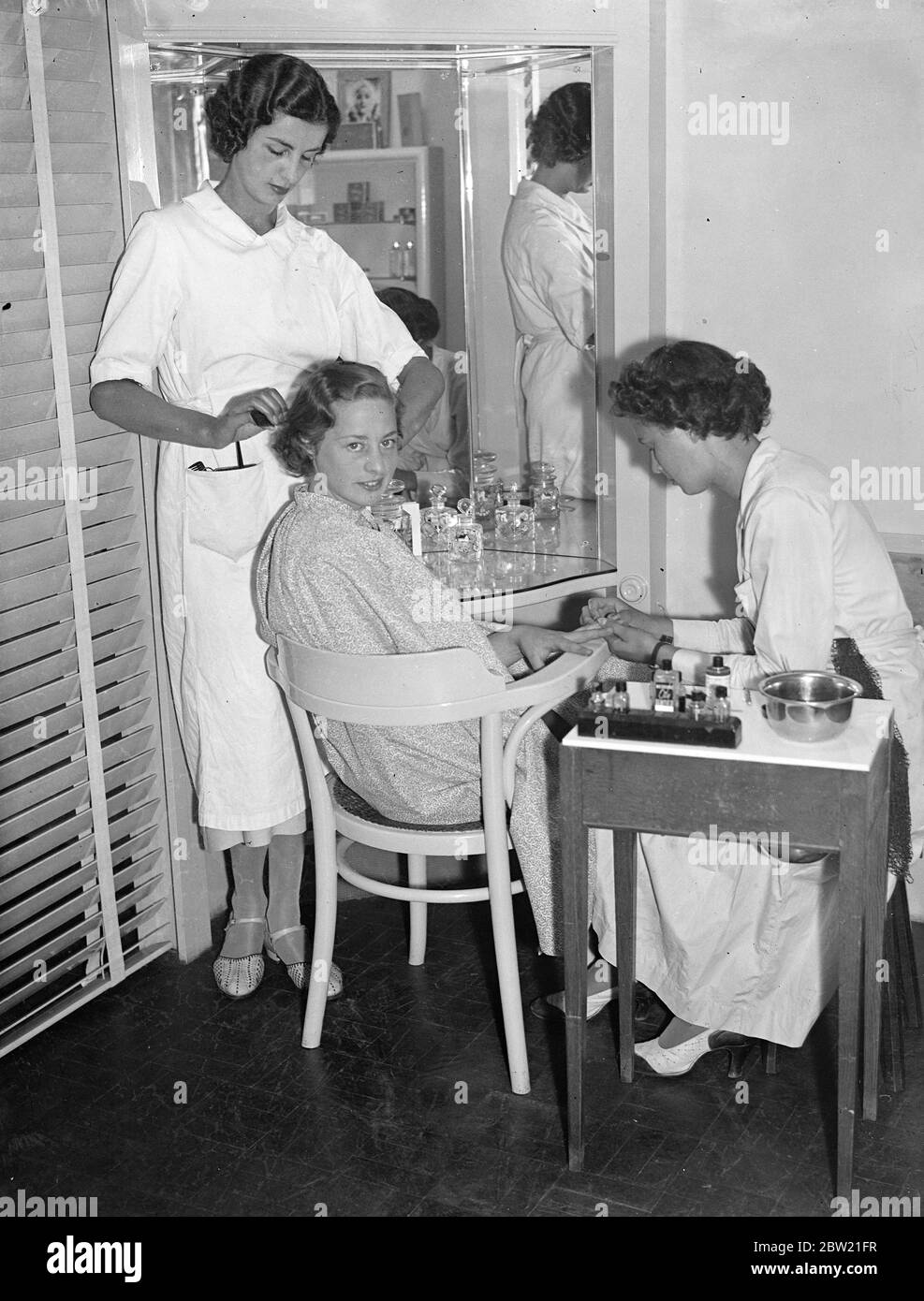 Domestic servant england Black and White Stock Photos & Images - Alamy
