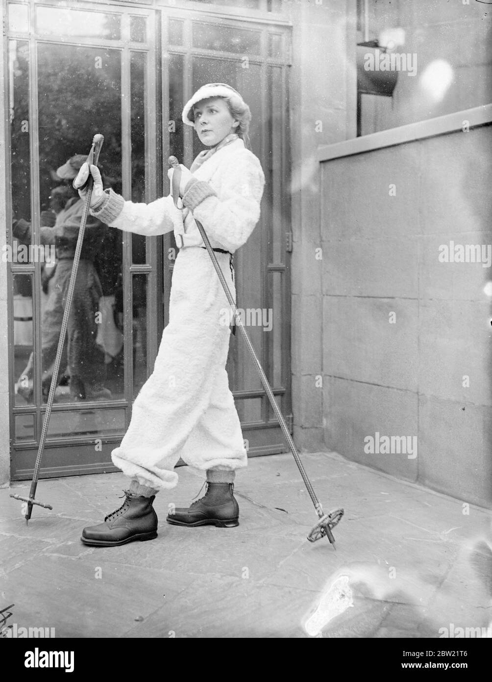 Women in fur coats hi-res stock photography and images - Alamy