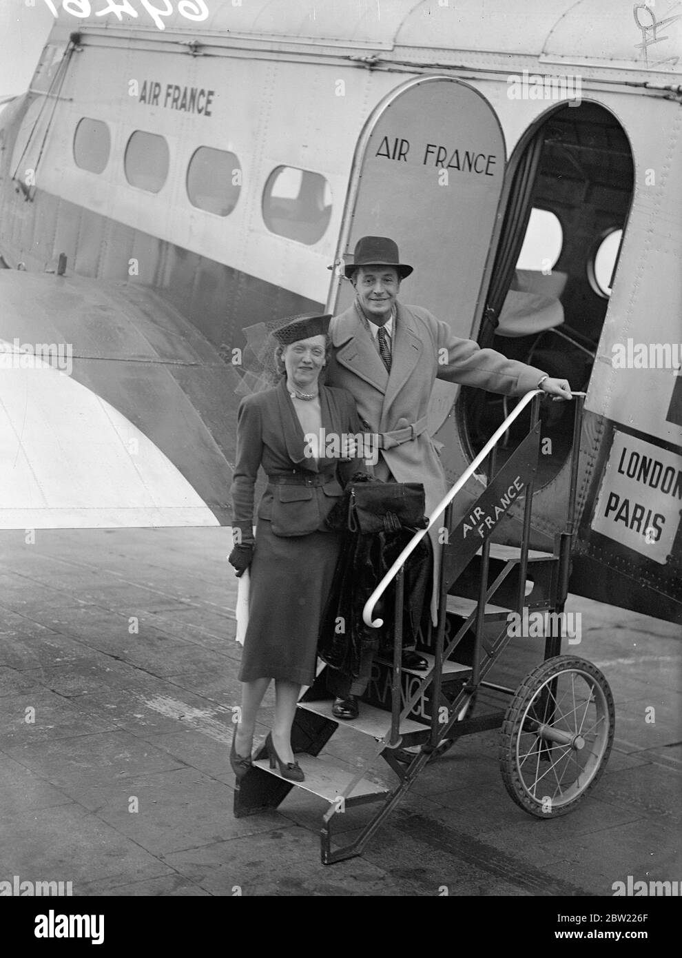 Ivor Novello, accompanied by Dorothy Dickson and the other members of ...