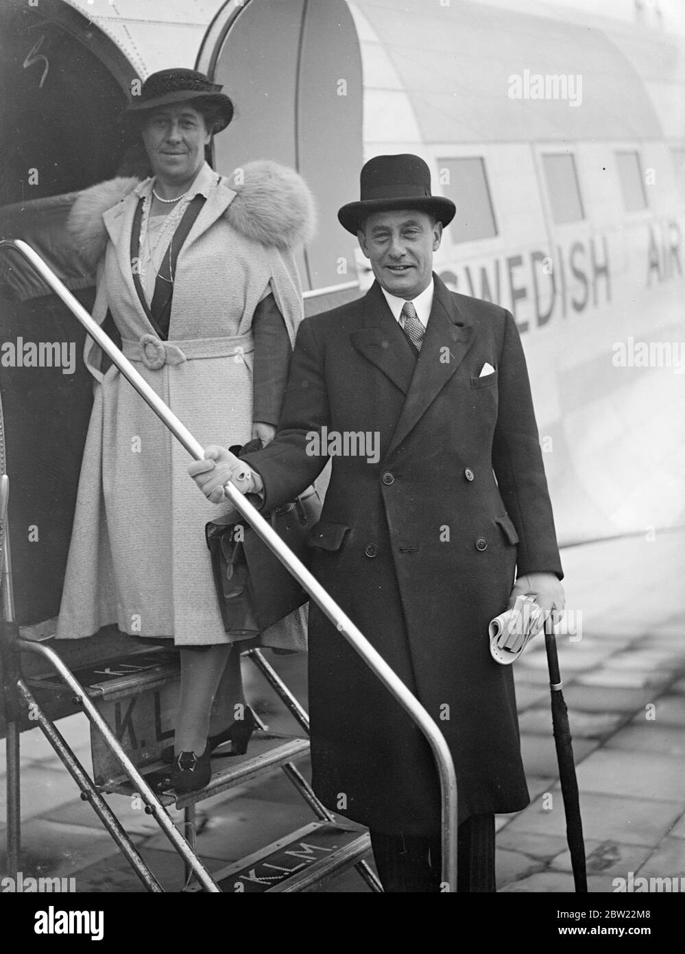 Minister of transport leads by air with his wife for opening of Europe ...