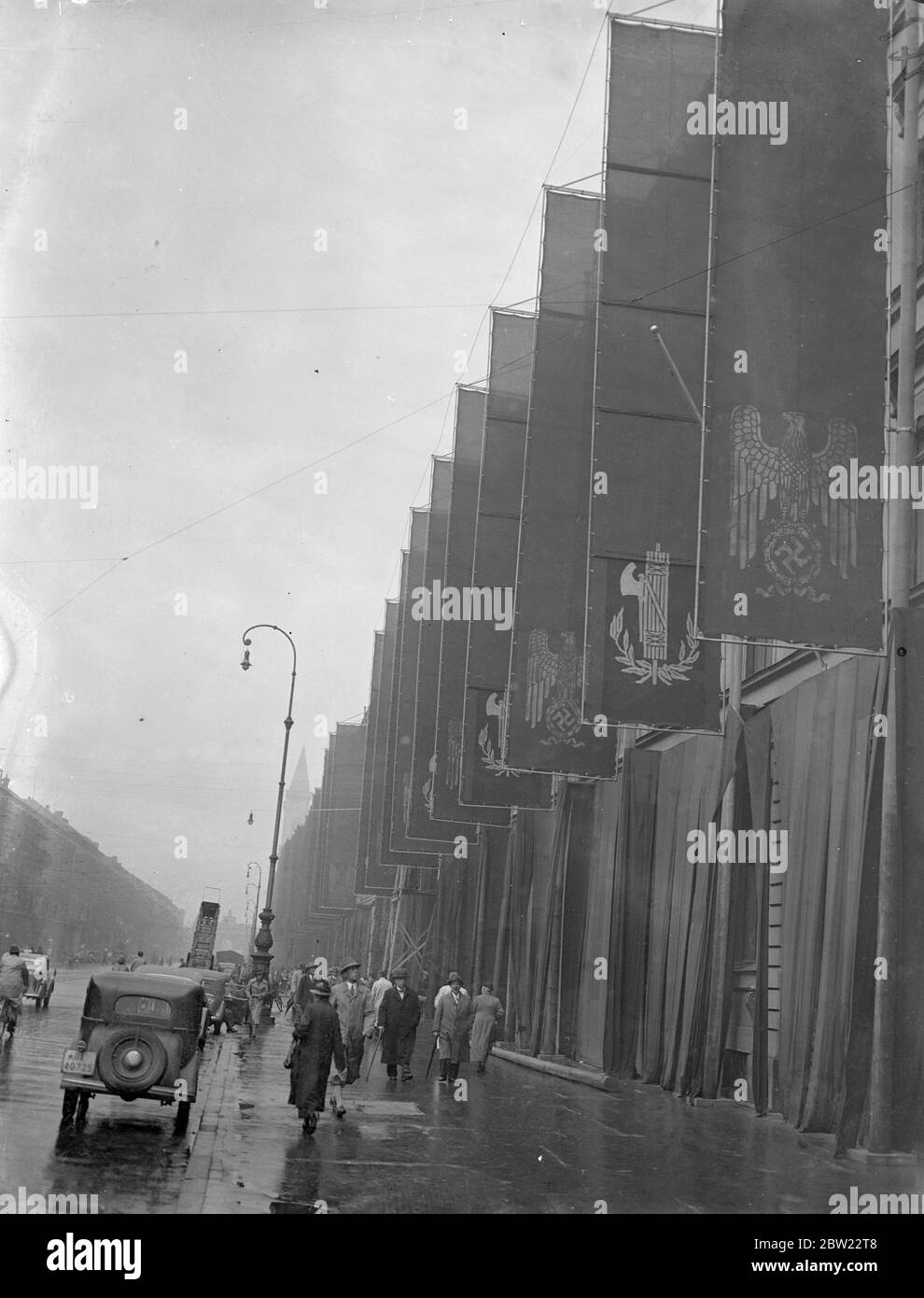 Covered windows along Mussolini's route in Munich. Thousands of windows ...