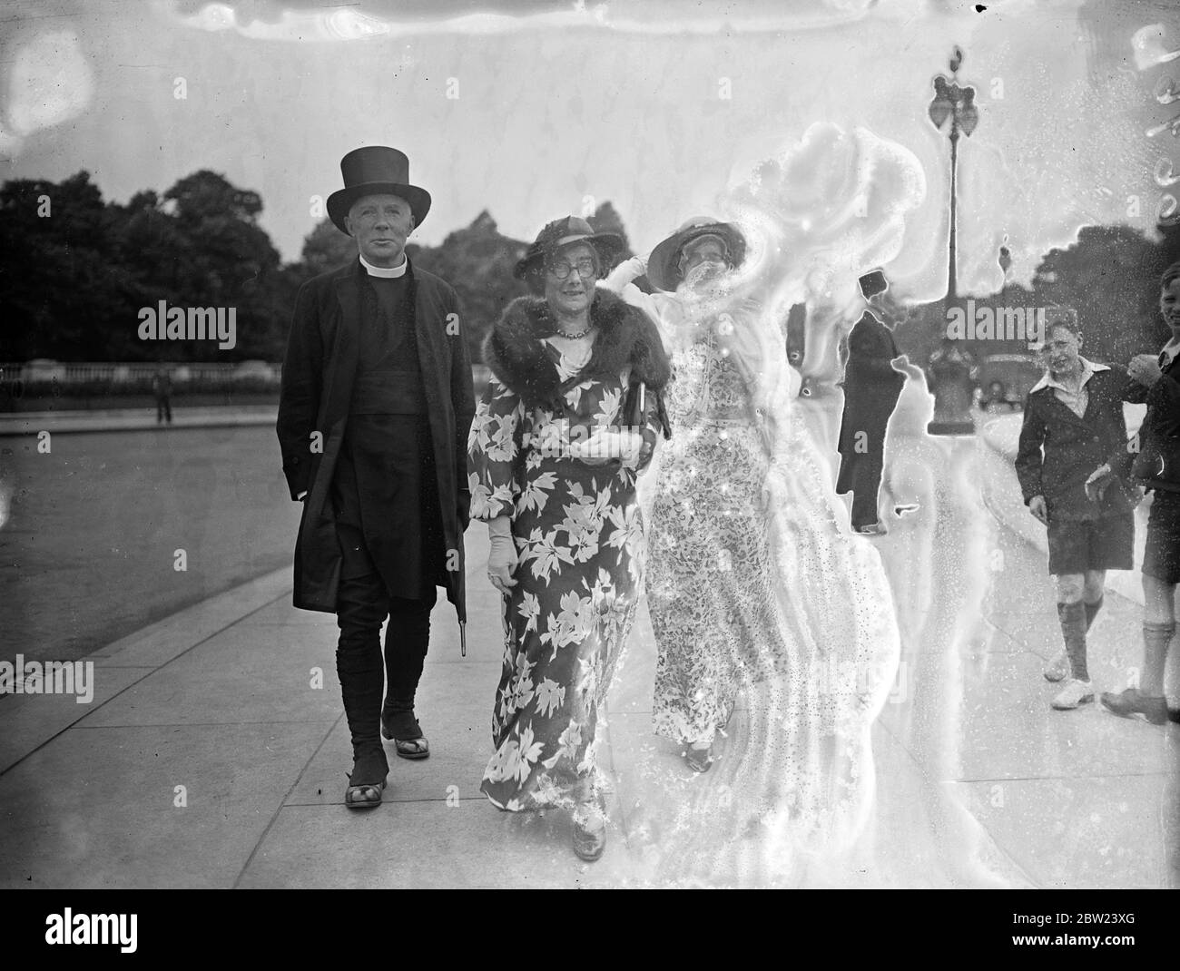 Buckingham palace grounds Black and White Stock Photos & Images - Alamy