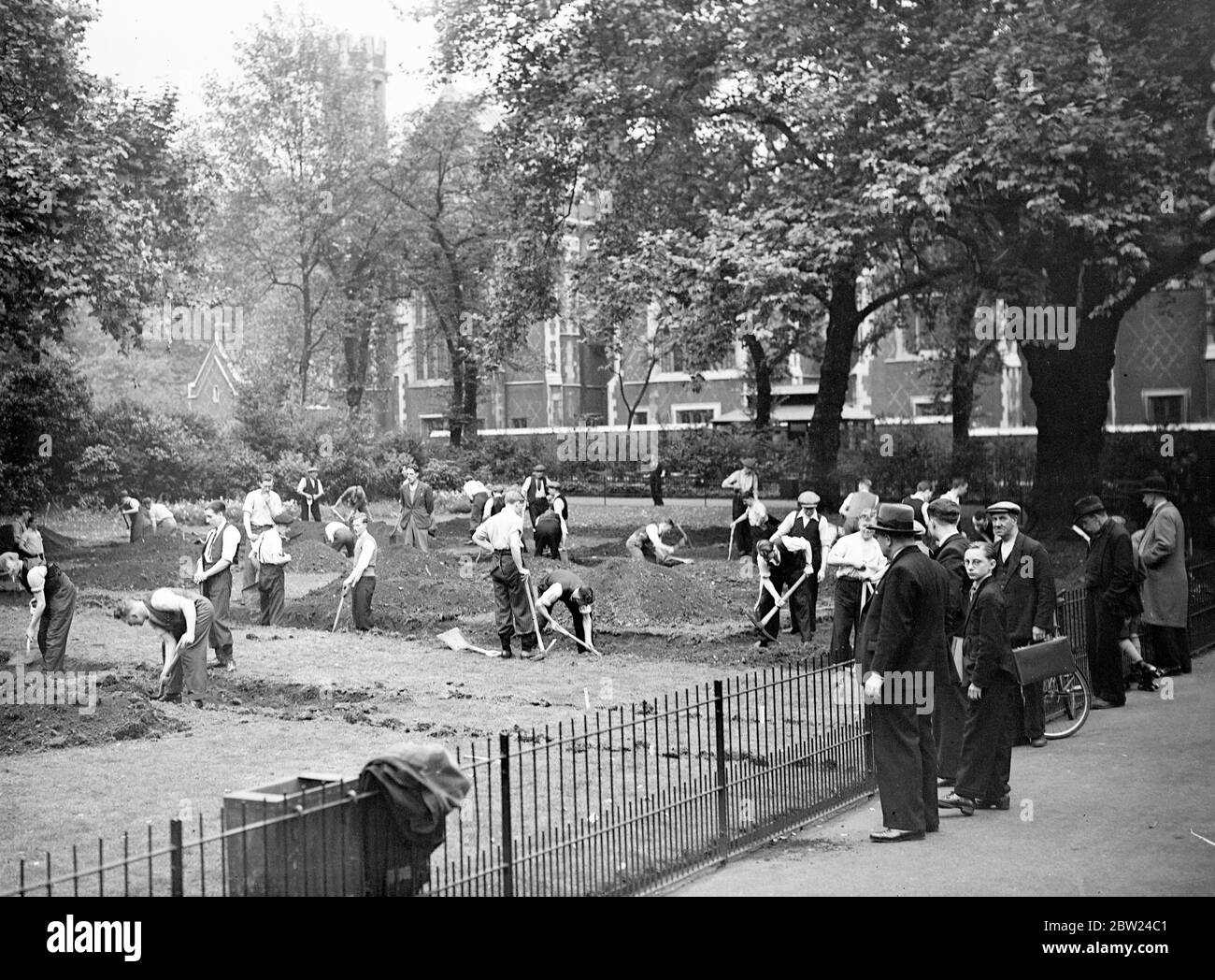 Black men digging trenches hi-res stock photography and images - Alamy