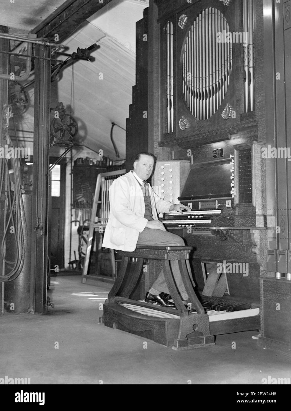 Motor engineer builds an organ with 550 pipes in his garage. Without ...