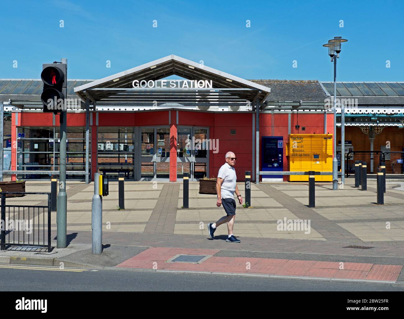 Pedestrian crossing in front of the railway station, Goole, East ...