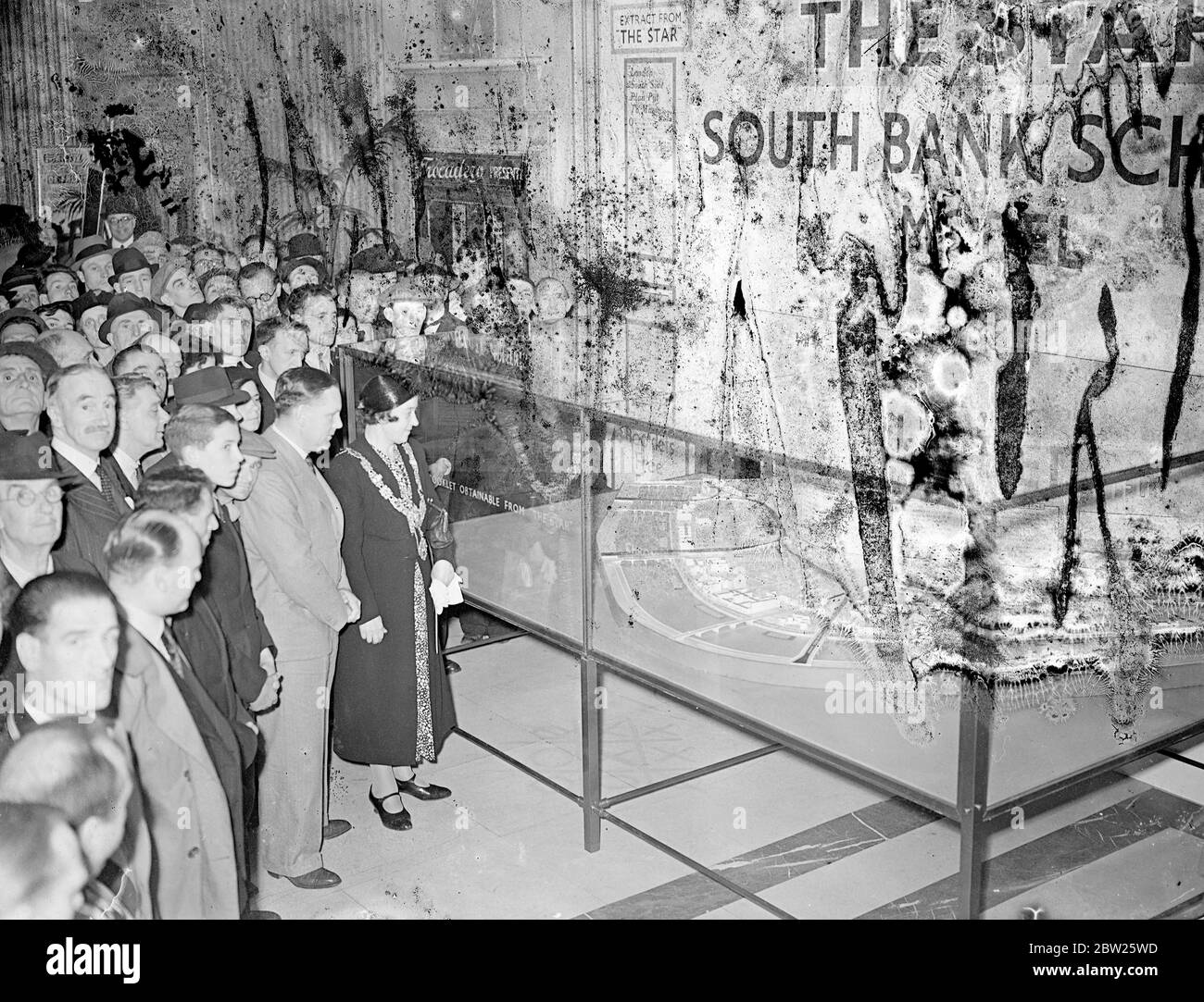 Mrs Phyllis Tidy, Mayor of Soutwark, with Mr Cyril Kew, at today's ...