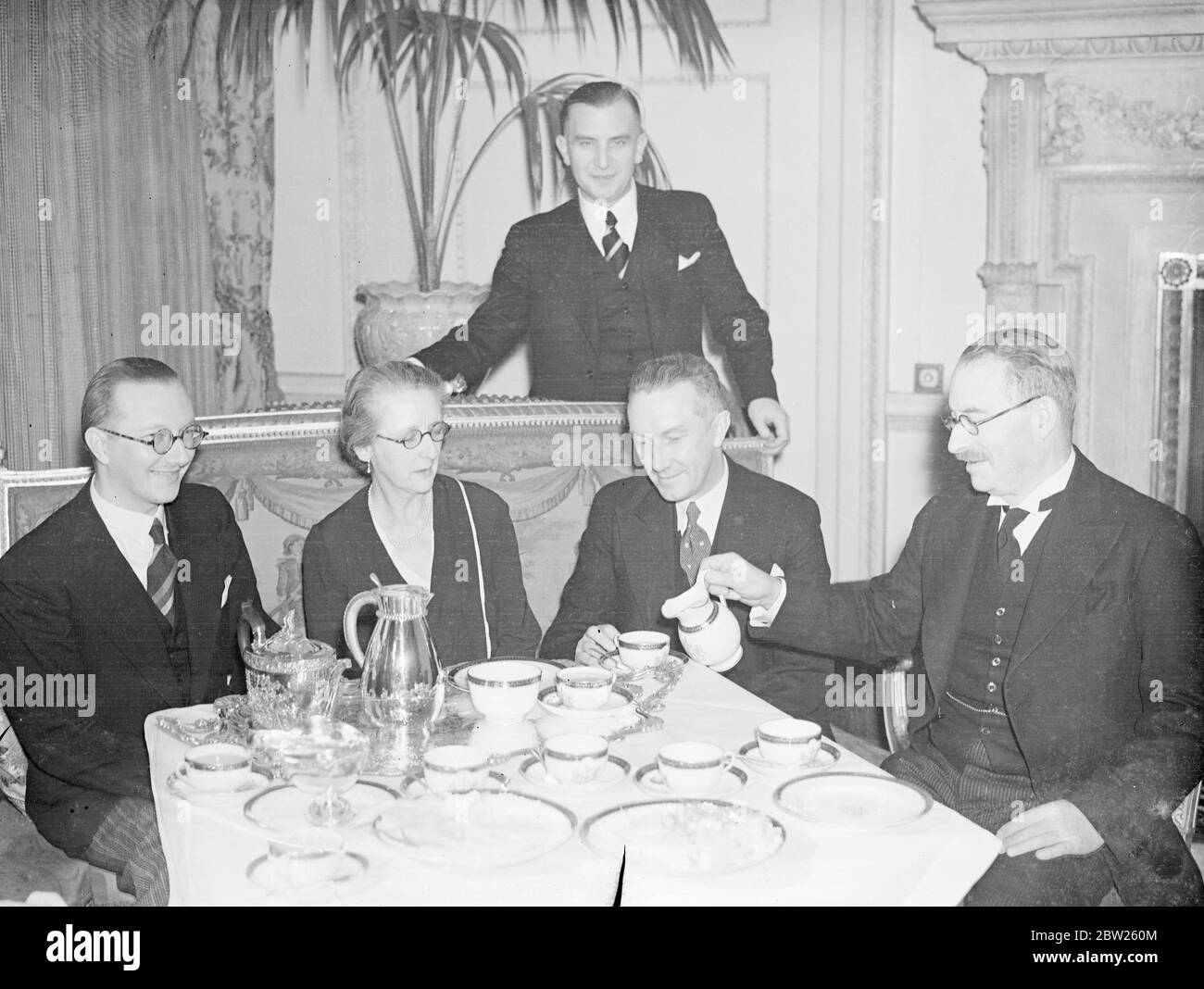 'Chief citizens' have tea together. Burgomaster of Berlin visit Lord ...