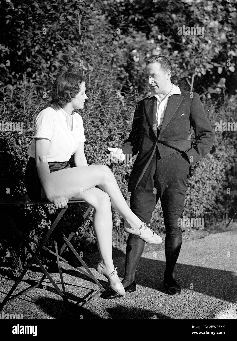 Men's dress Reform Party have reception in Regent's Park. Clad in ...