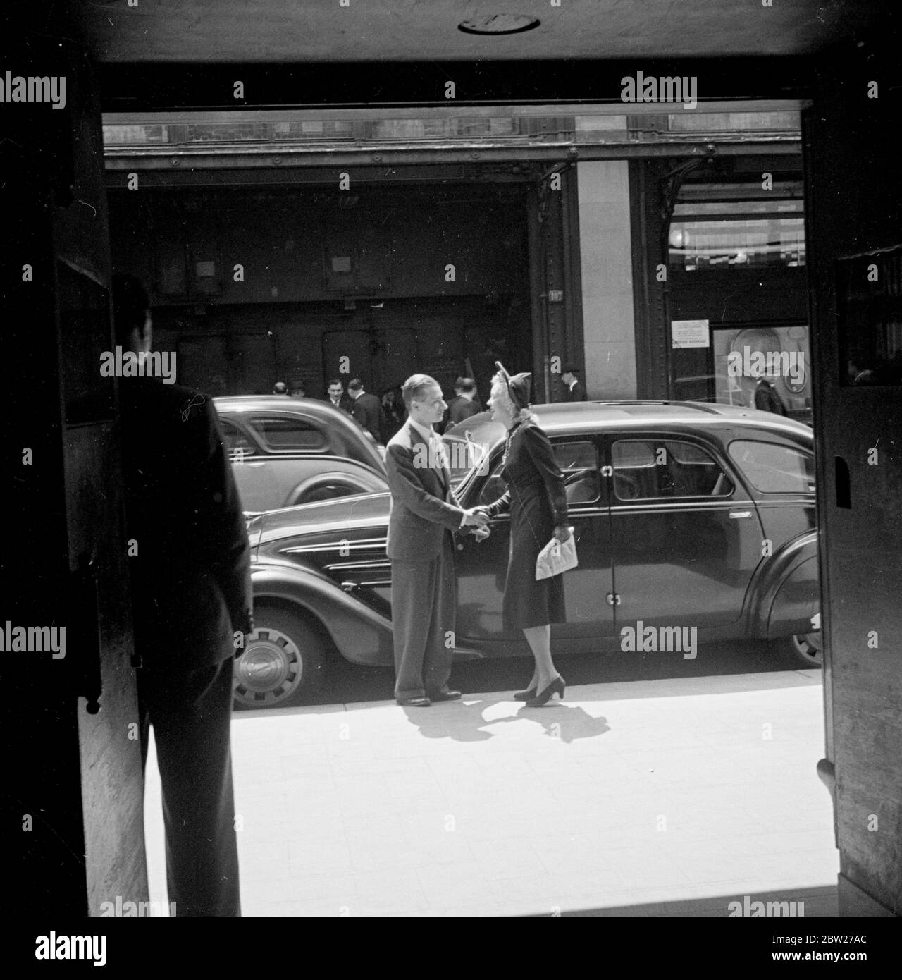 Parisian women 1930s hi-res stock photography and images - Alamy