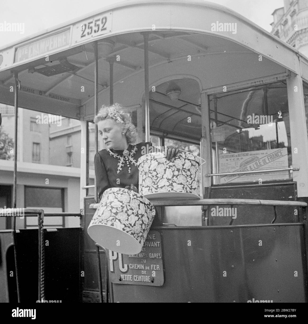 Parisian woman 1930s hi-res stock photography and images - Alamy