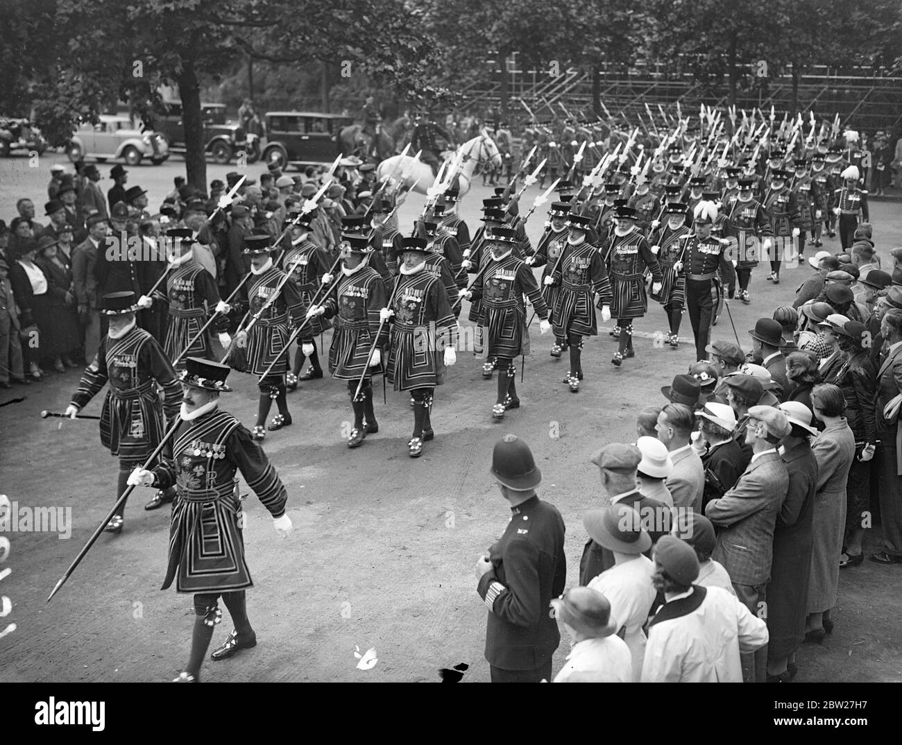 The Yeoman of the Guard marching into St James's Palace for inspection ...