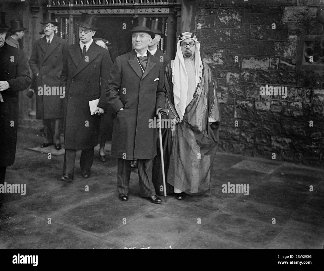 Saudi sheikh Black and White Stock Photos & Images - Alamy