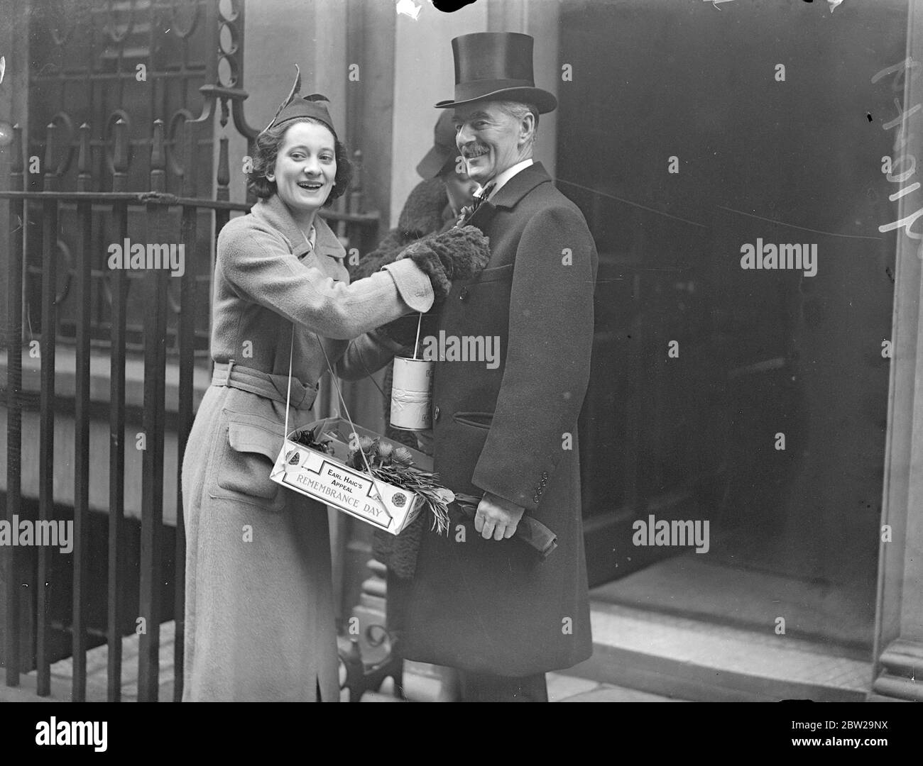 Remembrance day poppy black and white hi-res stock photography and ...