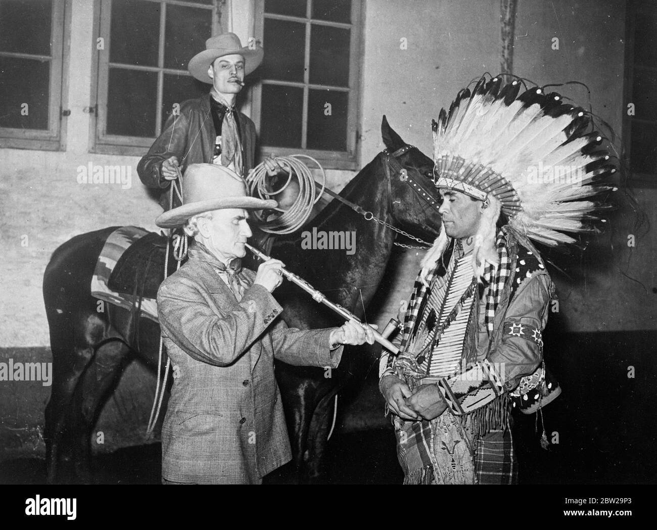 Pipe smoking club Black and White Stock Photos & Images - Alamy