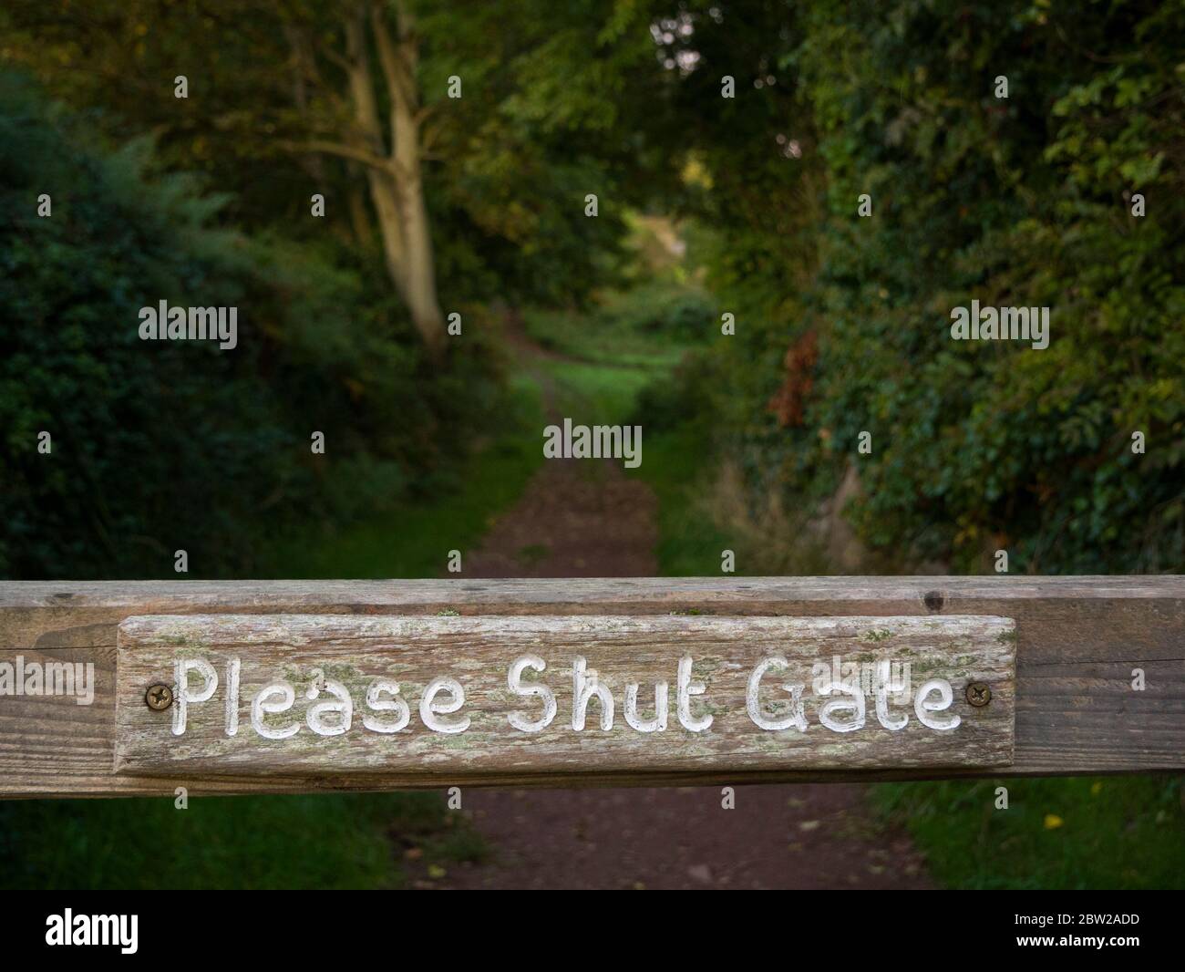 English park and gate hi-res stock photography and images - Alamy