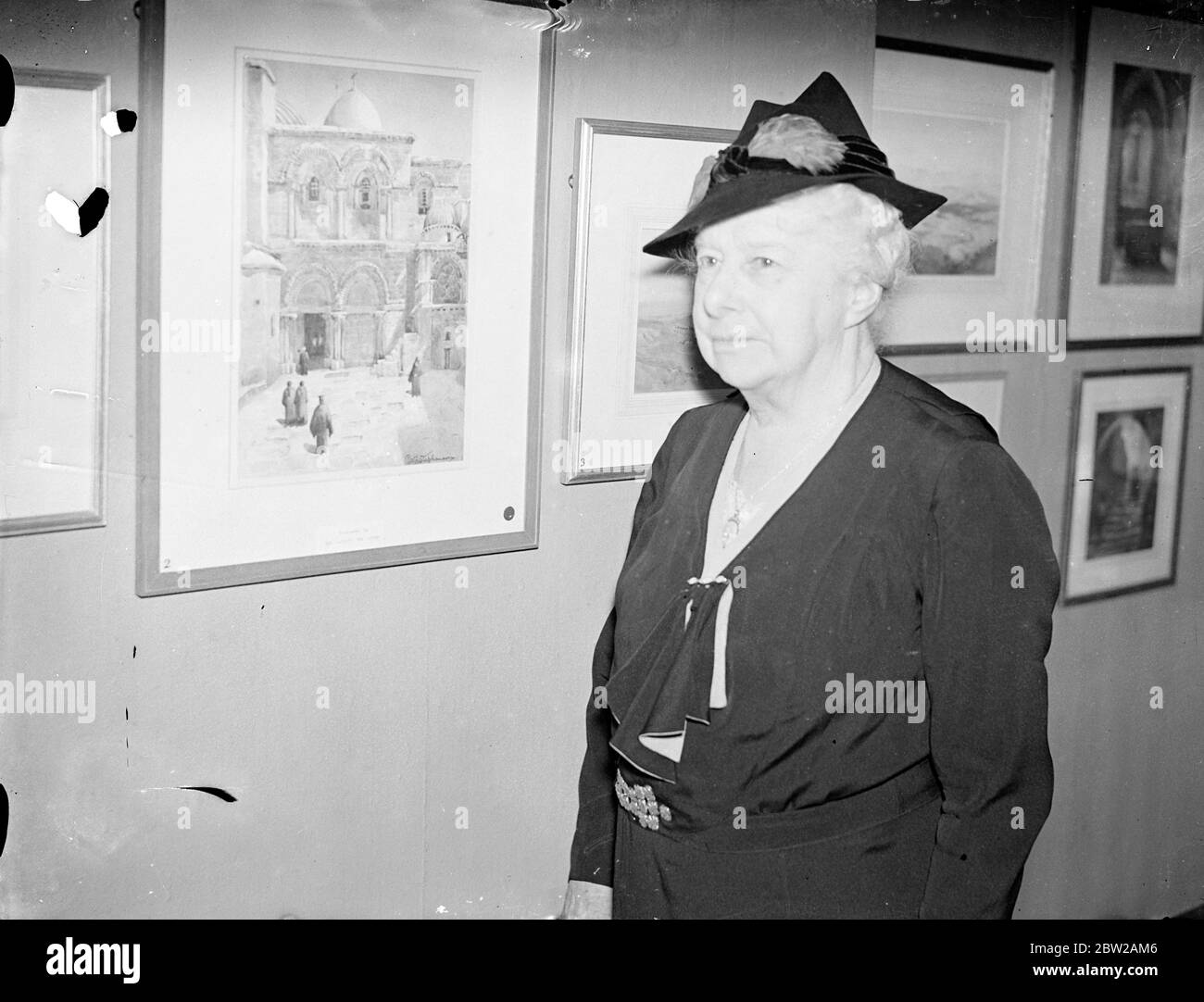 Woman artist who has sold picture to four Queens-Queen Elizabeth buys a ...