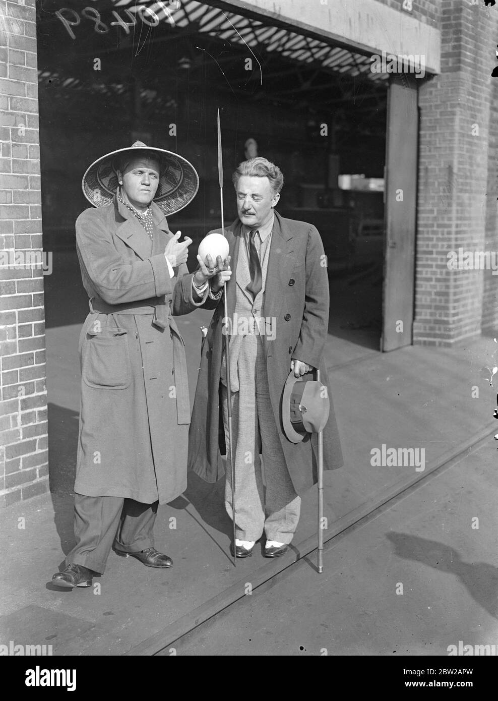Actors return by flying boat. After making film scenes in African ...
