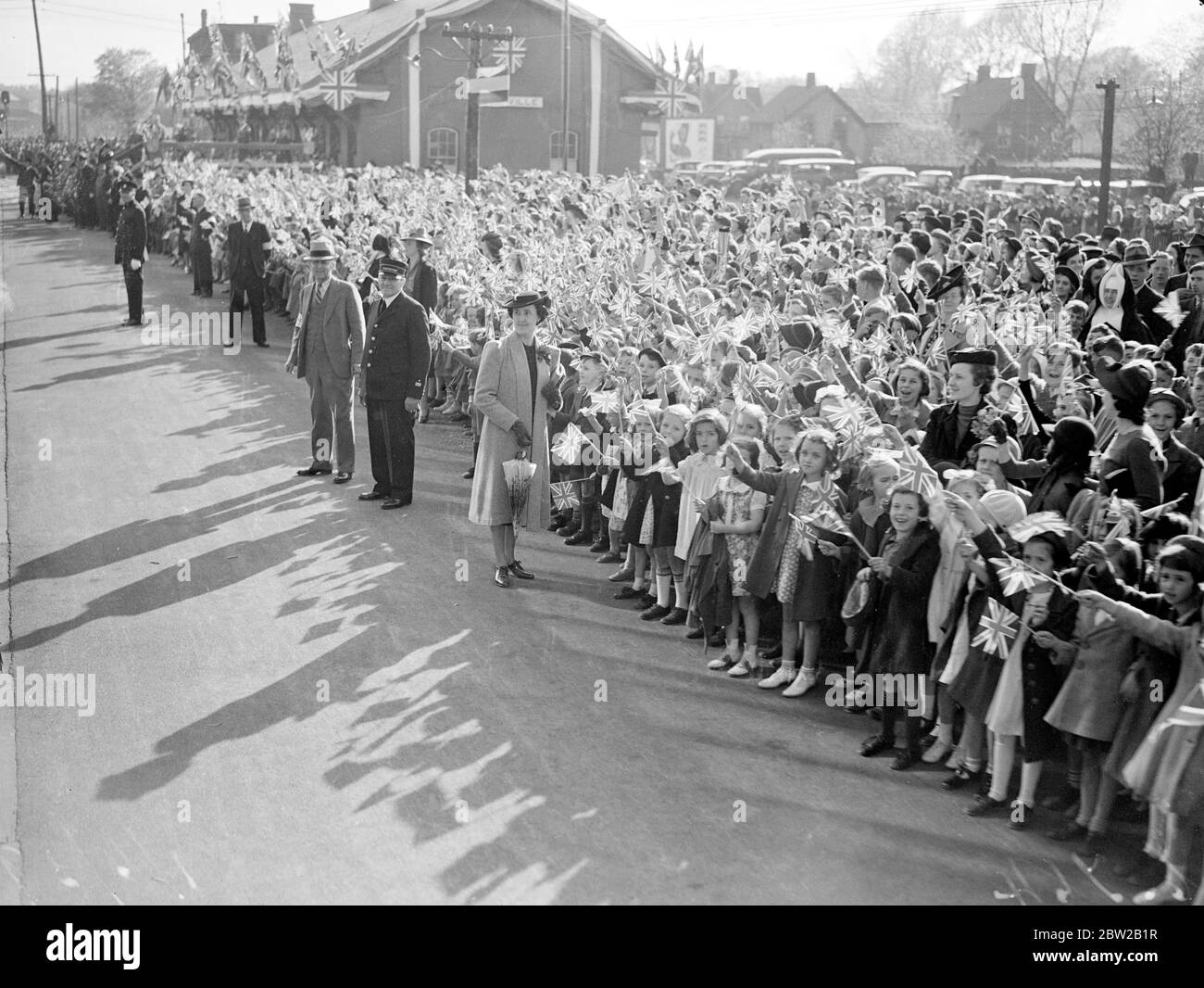 Royal waving royalty general view hi-res stock photography and images ...
