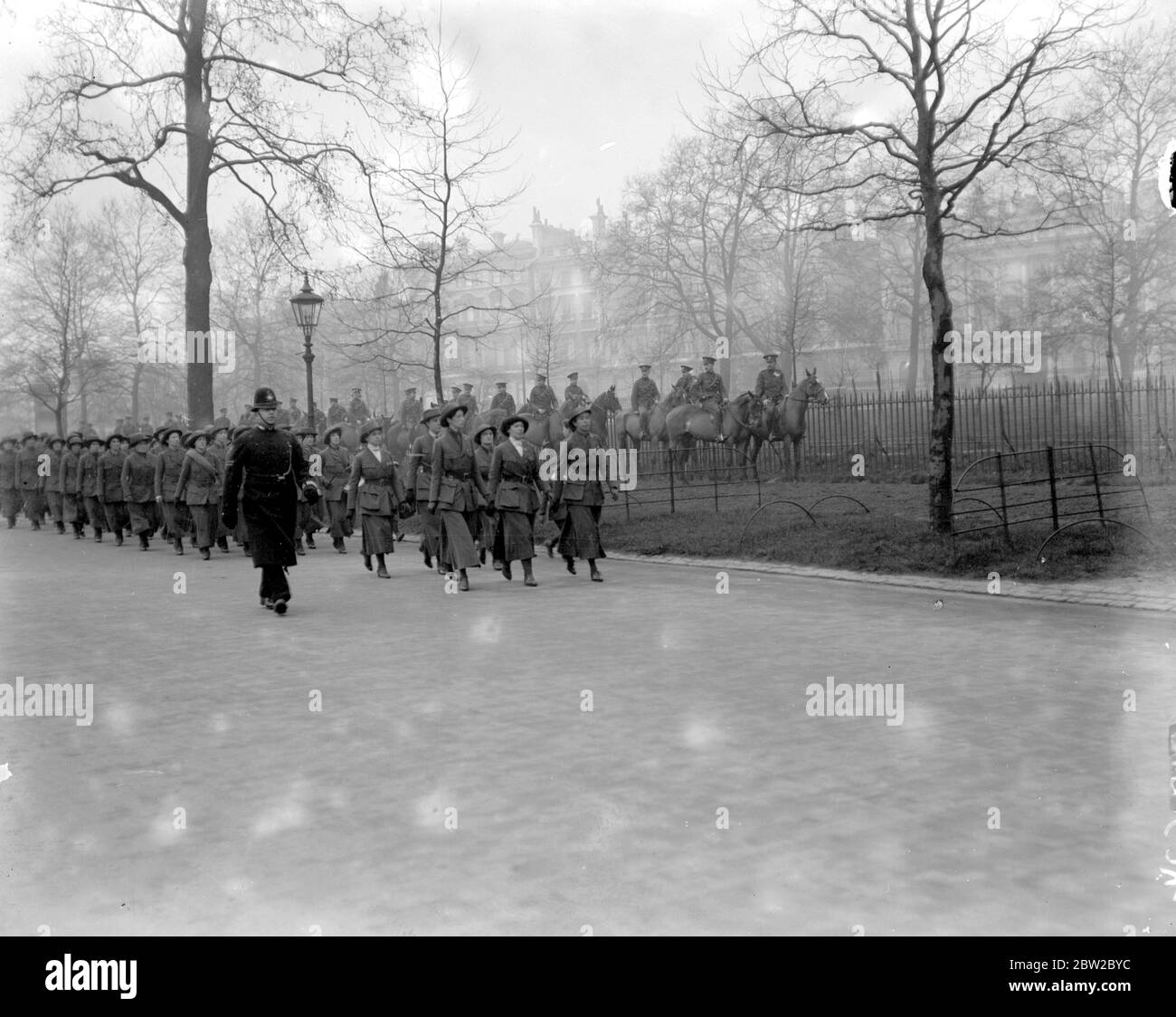 Women home front ww1 hi-res stock photography and images - Alamy