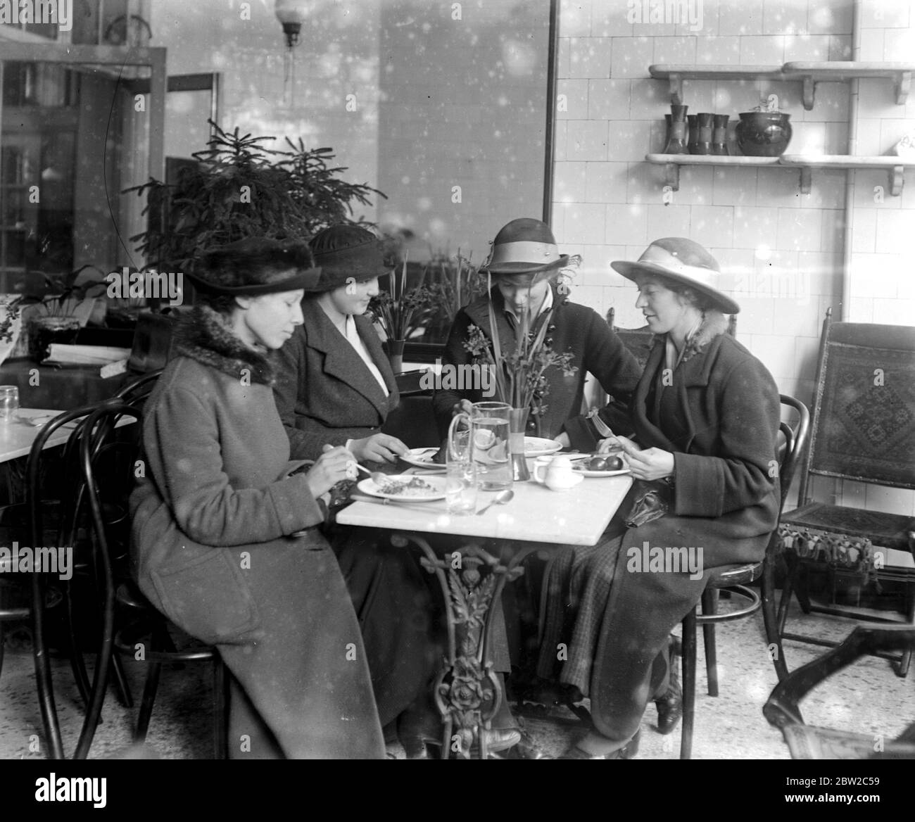 Y.W.C.A. quick lunch restaurant. 1914 - 1918 Stock Photo - Alamy