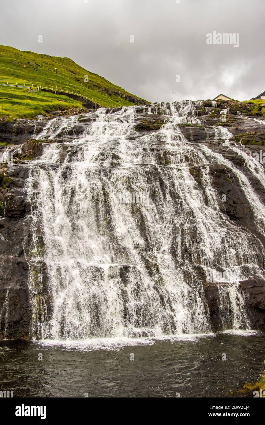 wide waterfall flowing down rocks Stock Photo - Alamy