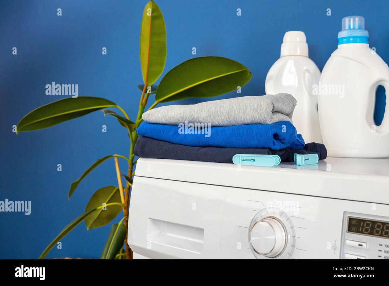 Modern washing machine shelving hi-res stock photography and images - Alamy