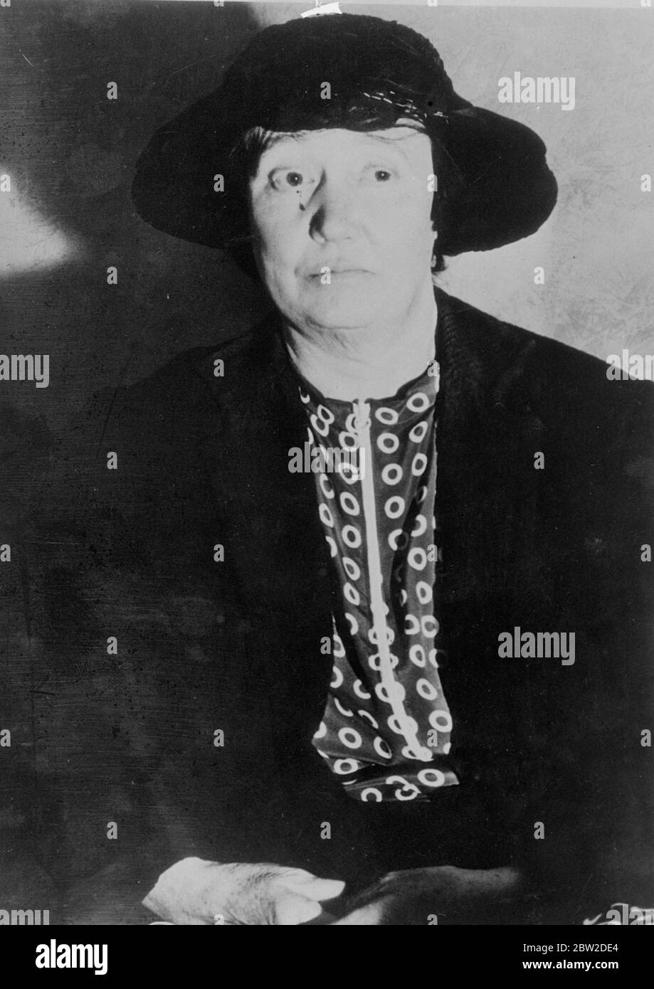 Using electric light bulbs and other missiles Miss Ann Laura Barnett ...