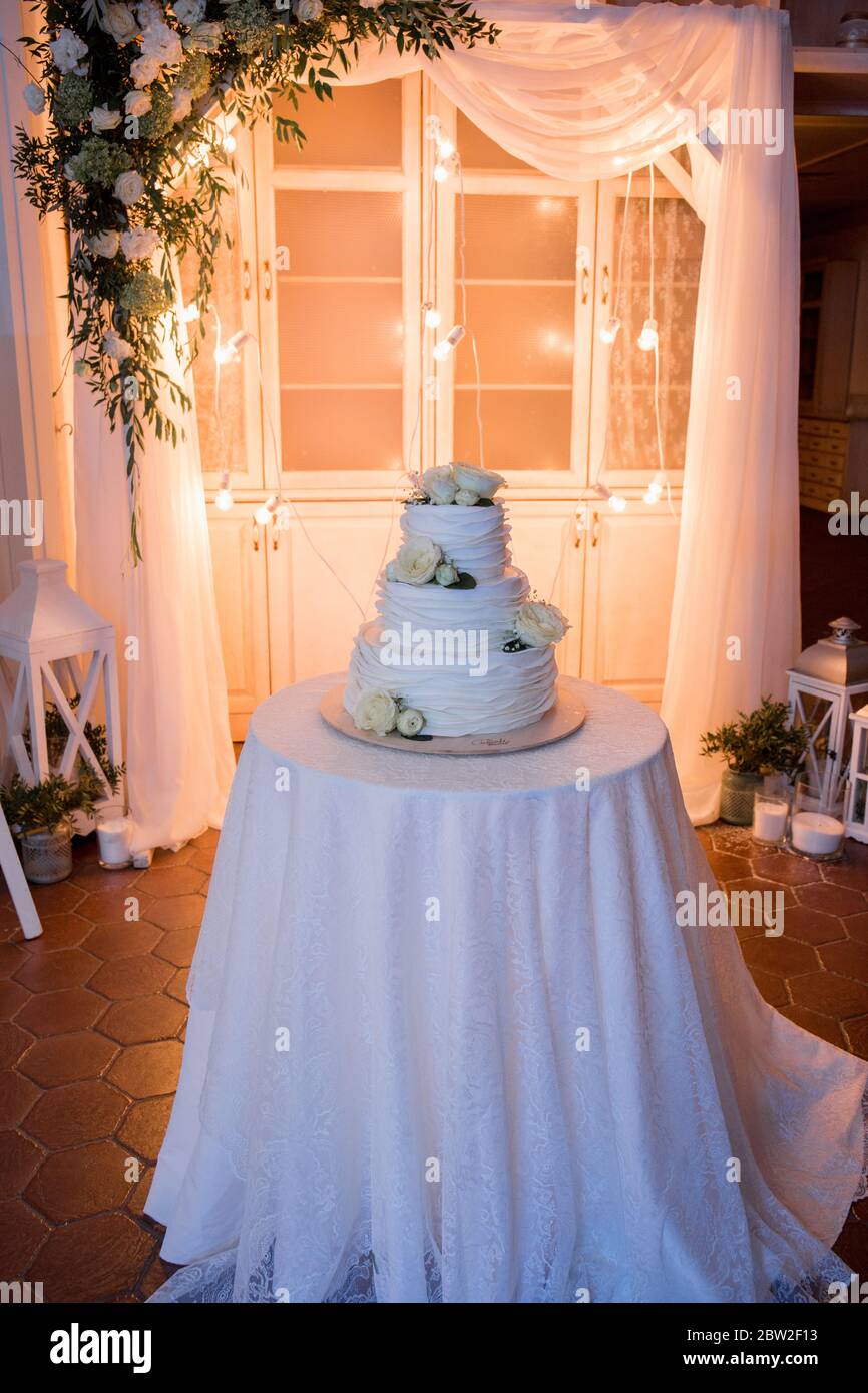 wedding cake near wedding arch Stock Photo - Alamy