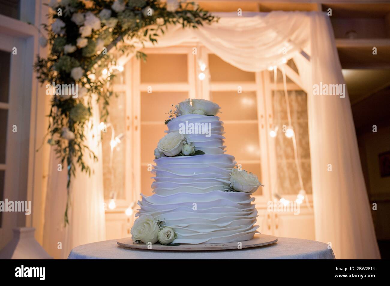 wedding cake near wedding arch Stock Photo - Alamy