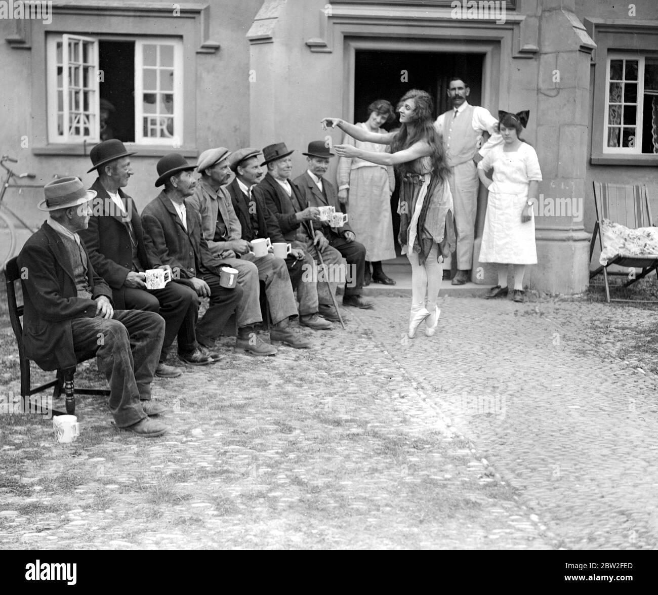 Miss Edna Maude, dancer , on holiday at Bridgewater. 1921 Stock Photo ...