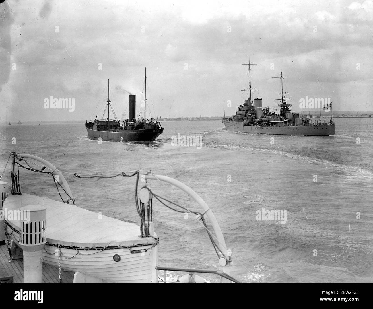 Royal naval cruiser hi-res stock photography and images - Alamy
