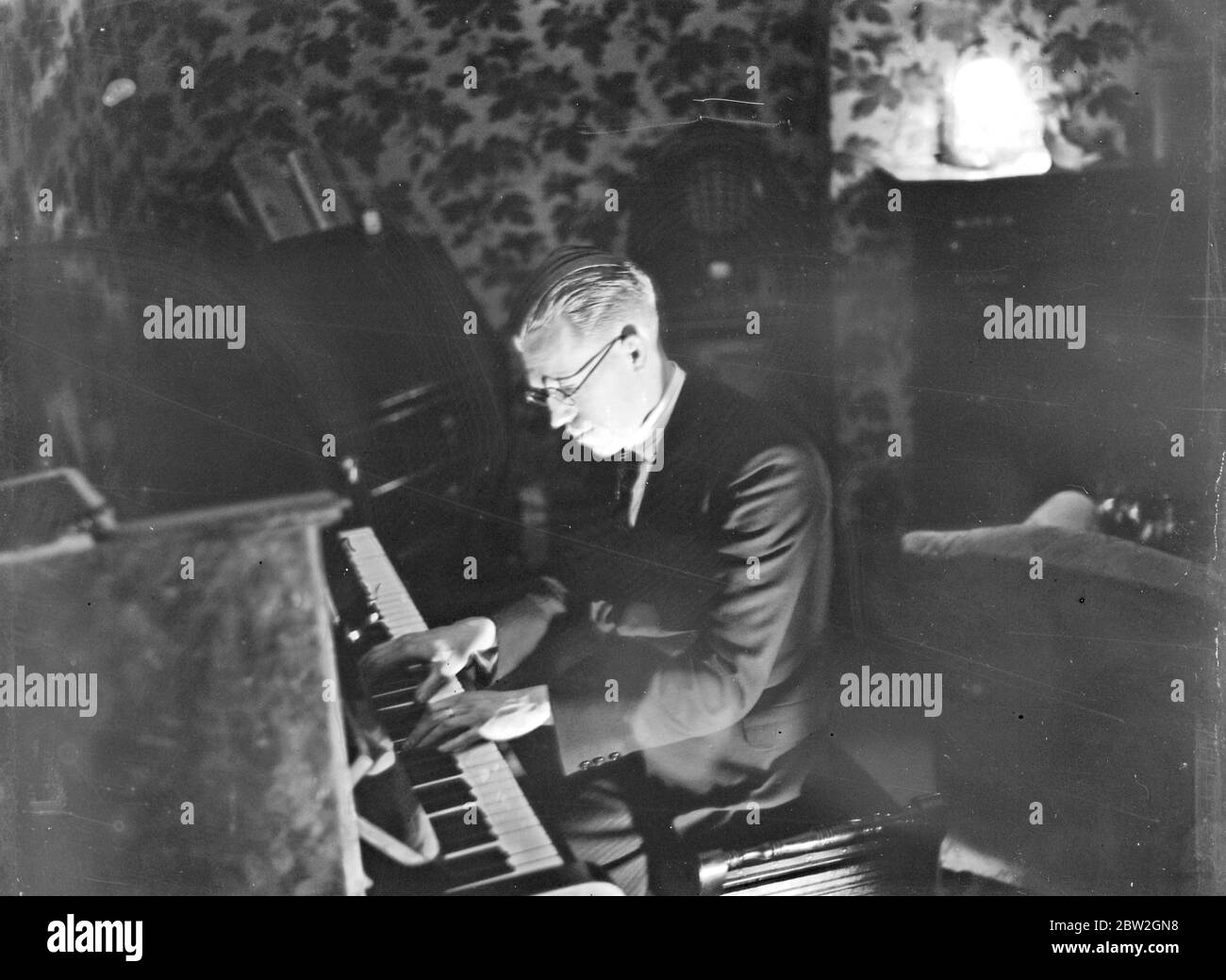 Archival pianist hi-res stock photography and images - Alamy