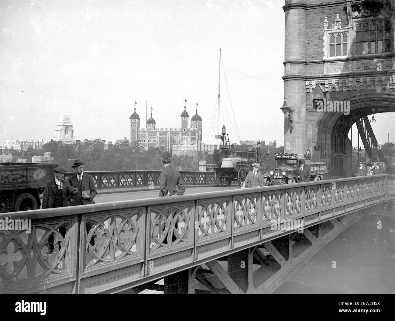 Bedford trucks crossing Tower Bridge. 1934 Stock Photo - Alamy