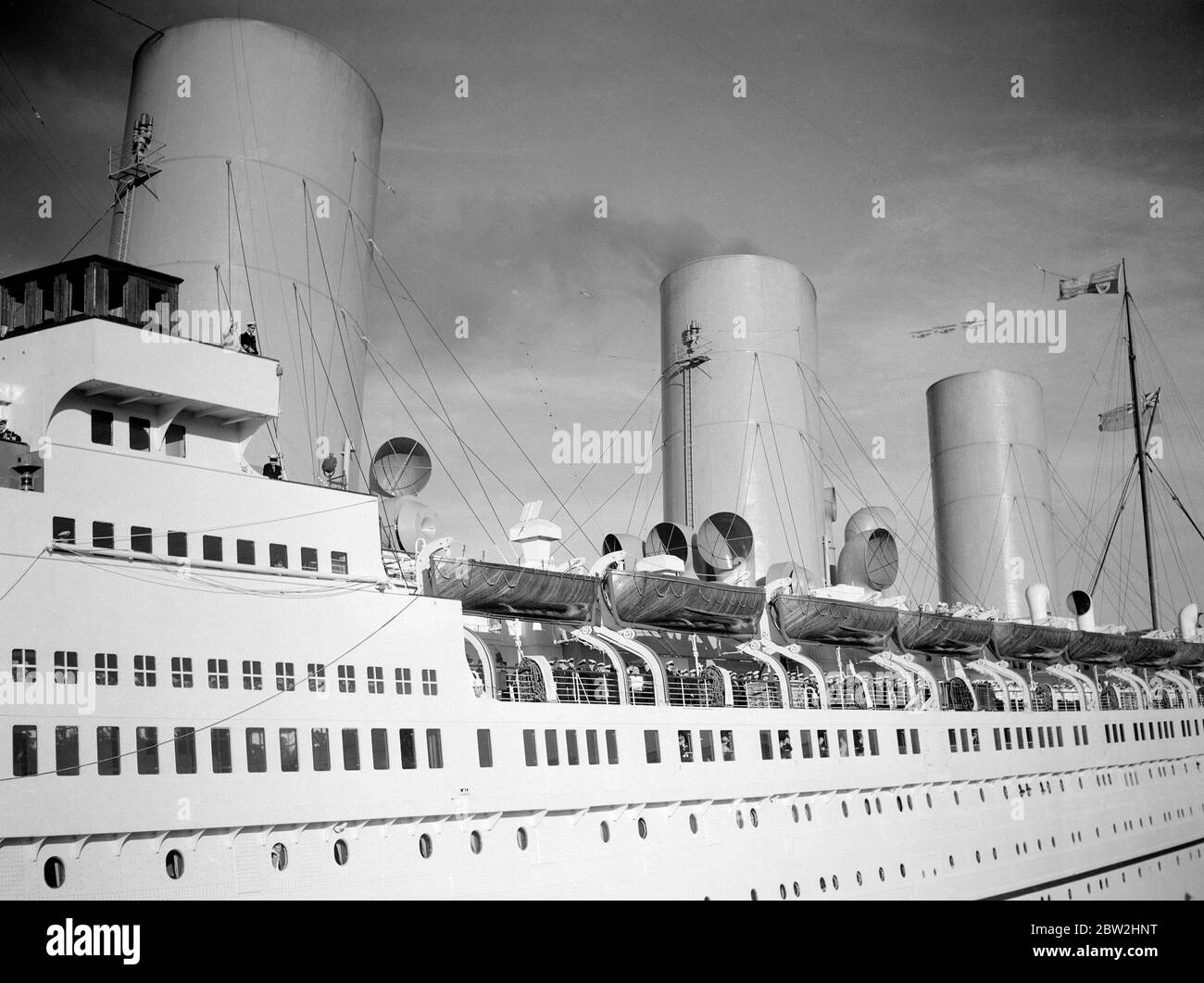 The queen waving hi-res stock photography and images - Alamy