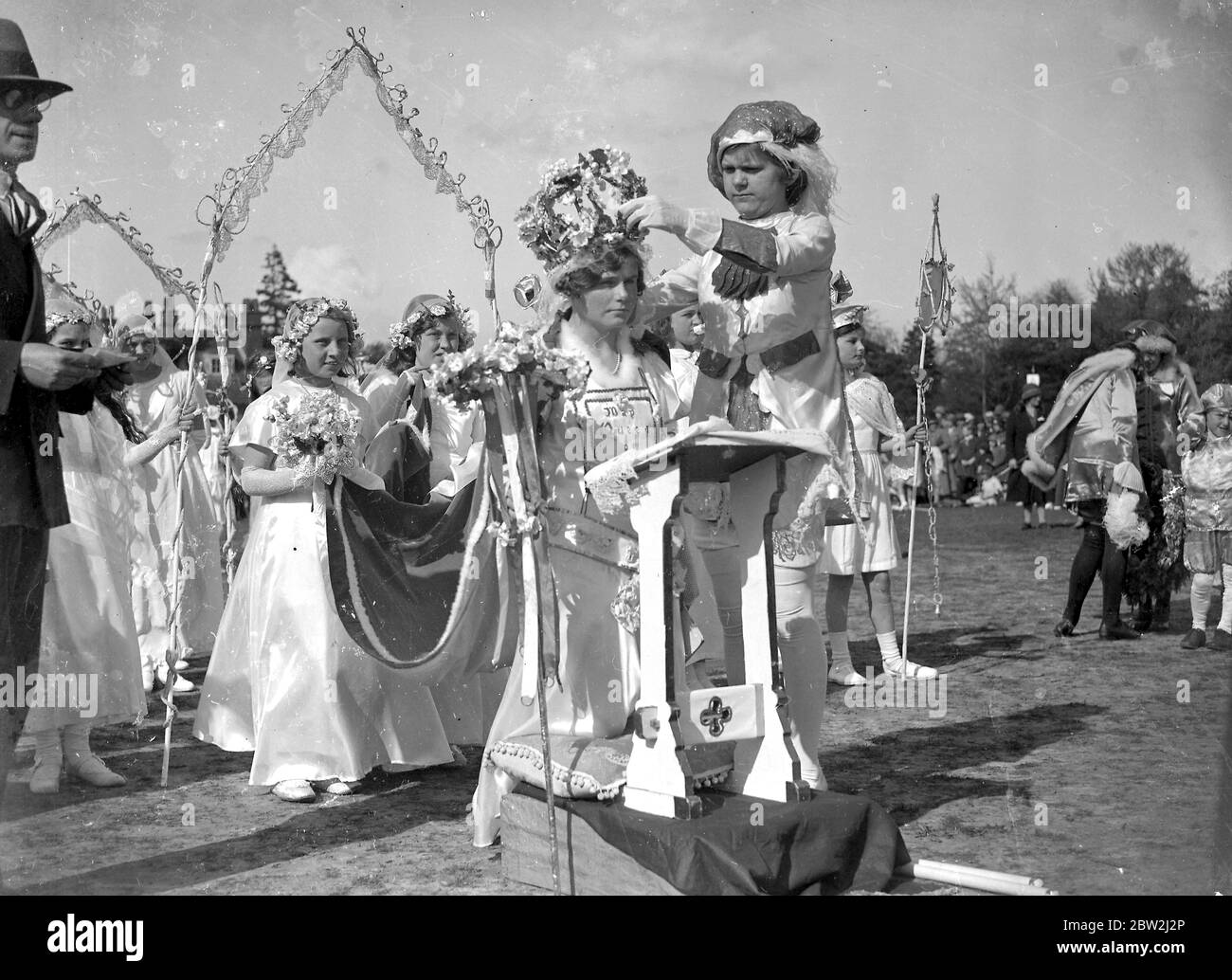 May queen crowning hi-res stock photography and images - Alamy