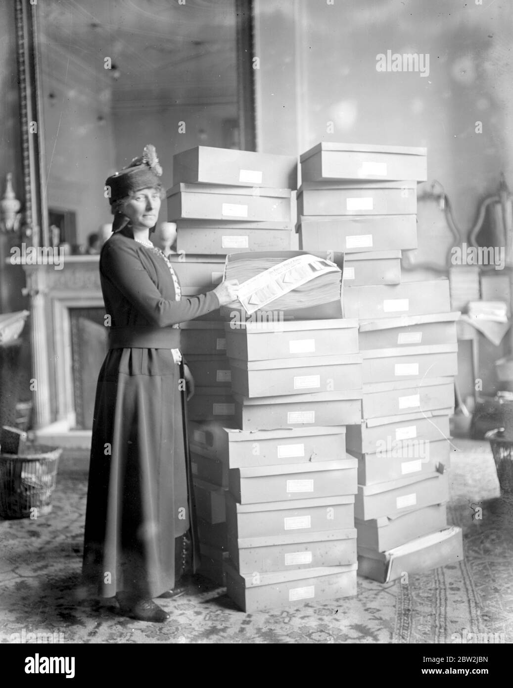 Queens work for women hi-res stock photography and images - Alamy