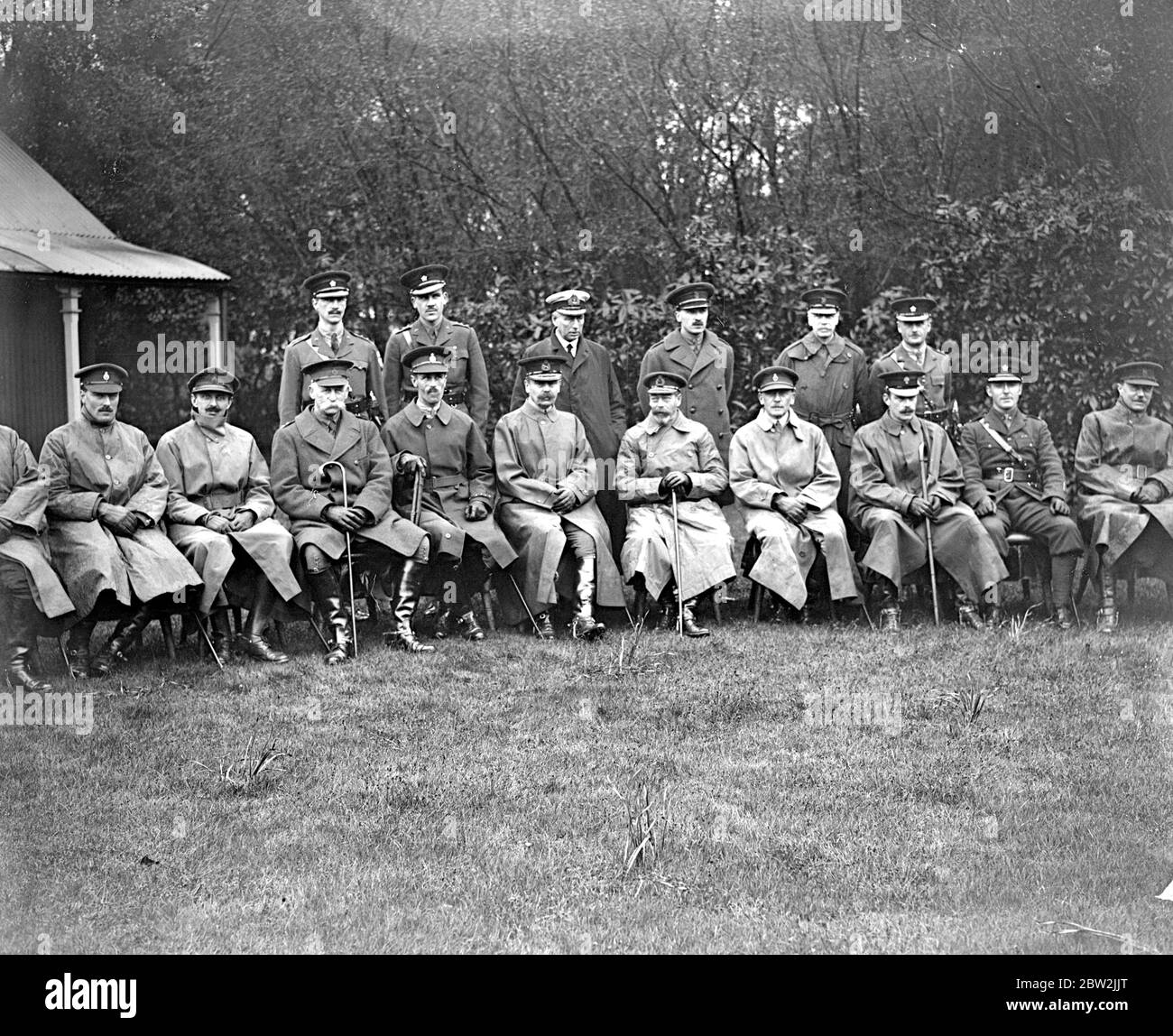 The King visits The Machine Gun Guards Training Centre. His Majesty ...