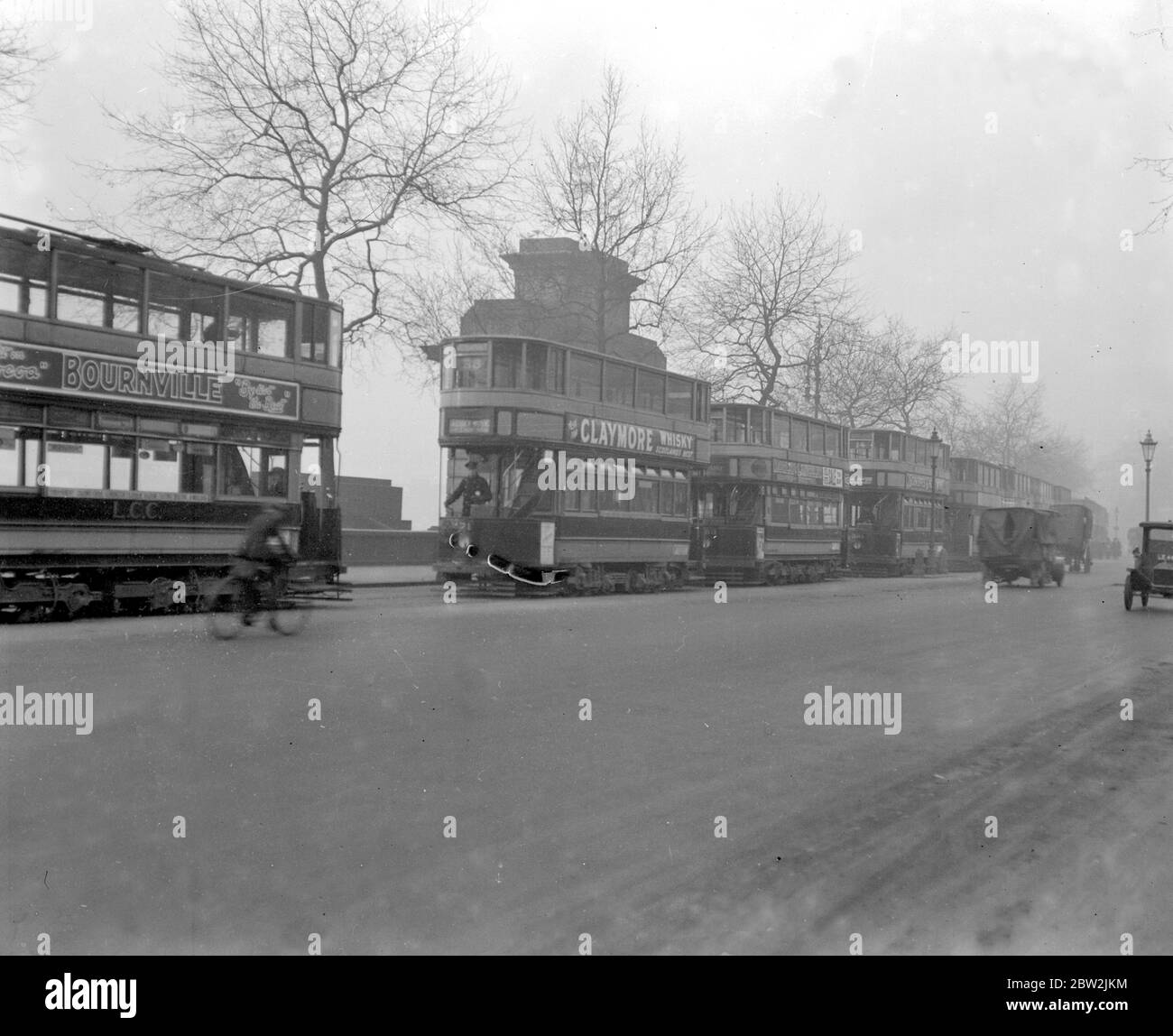 London. Trams on the Embankment. 8 January 1925 Stock Photo - Alamy