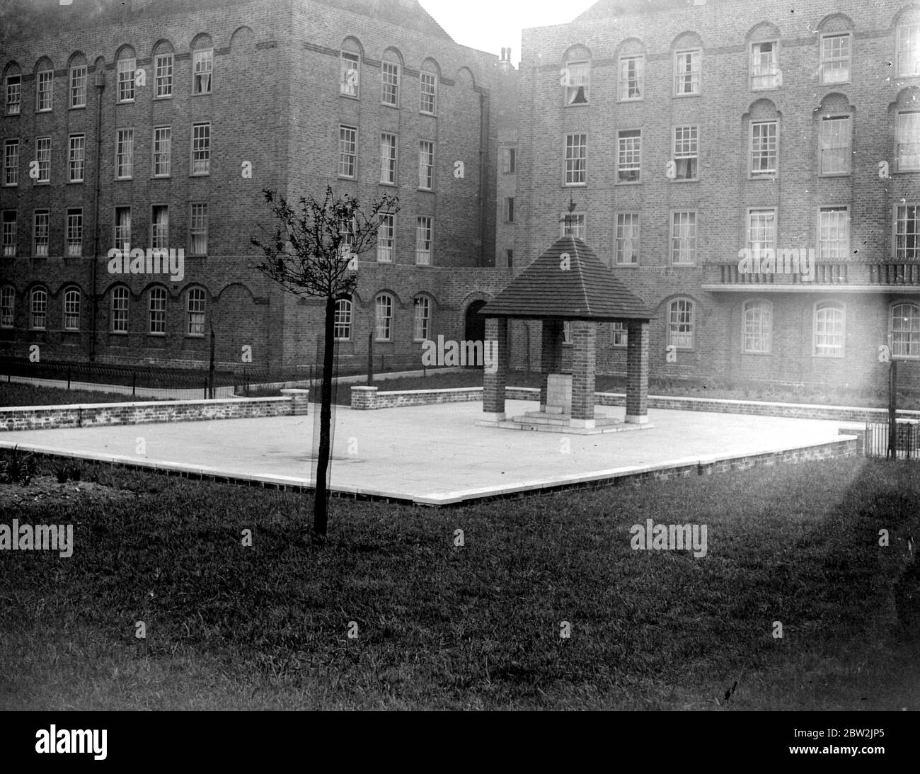 London Wapping flats. 1933 Stock Photo - Alamy