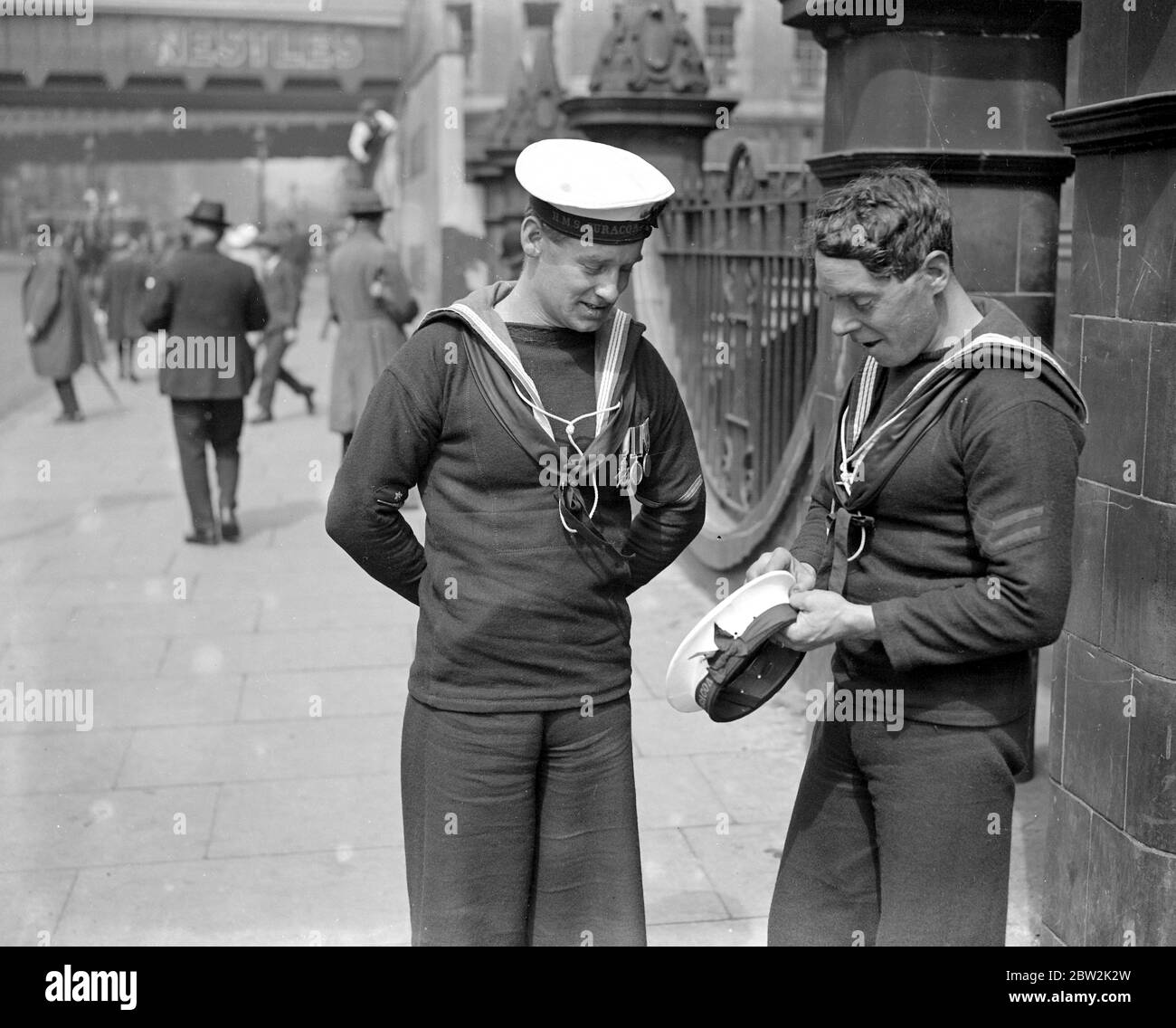 White sailors uniform hi-res stock photography and images - Alamy