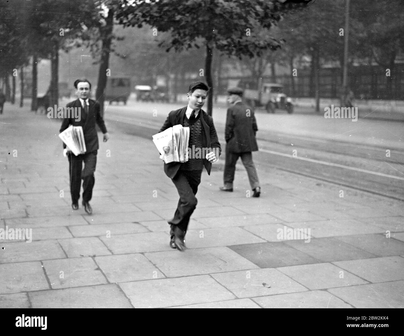 Newspaper boys england hi-res stock photography and images - Alamy