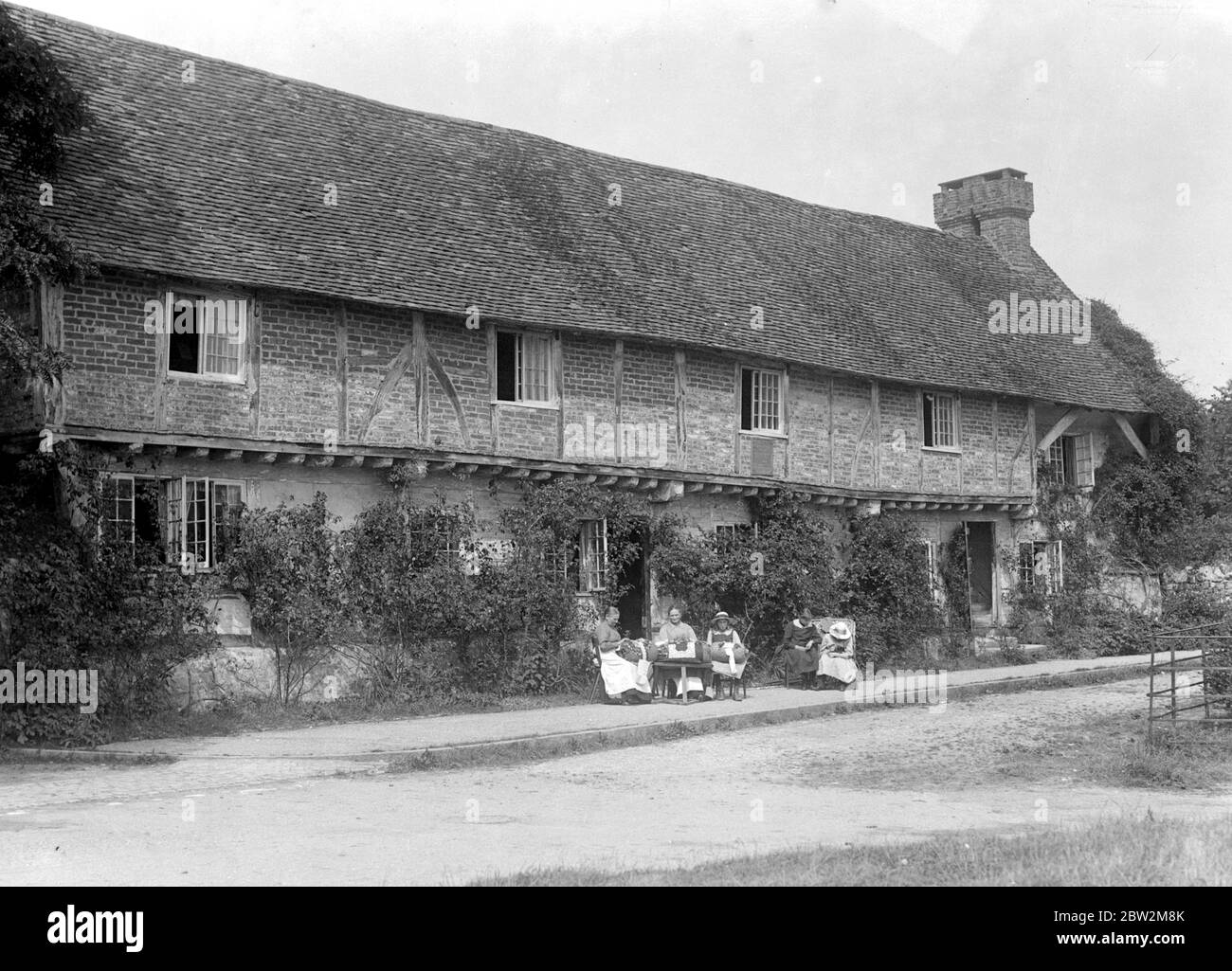 Lady Inglefield 's Lace School for cripple girls at Long Crendon ...