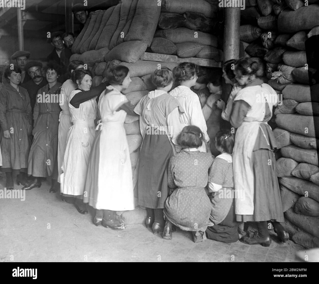 Factory girls hi-res stock photography and images - Alamy