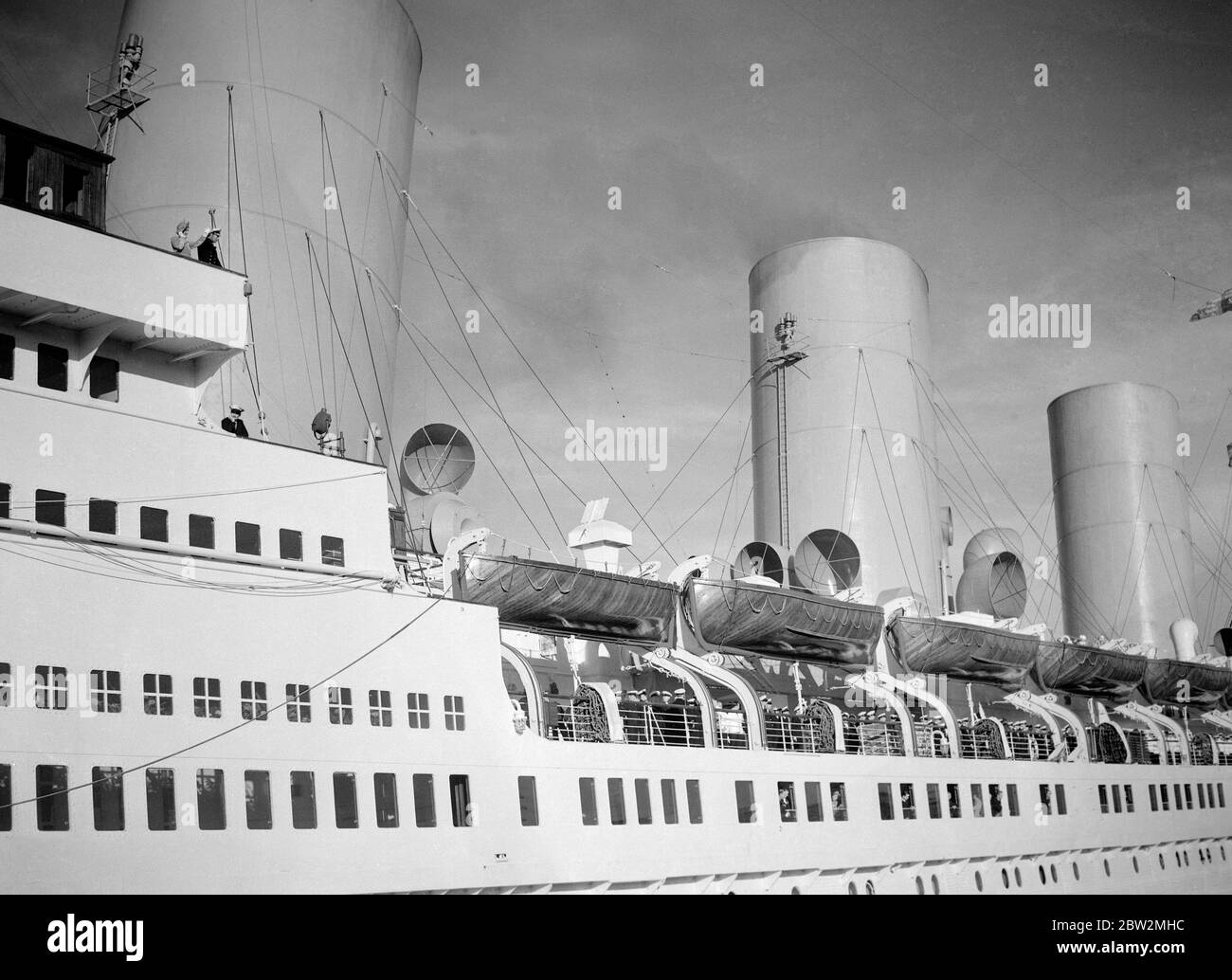 Queen elizabeth waving hi-res stock photography and images - Alamy