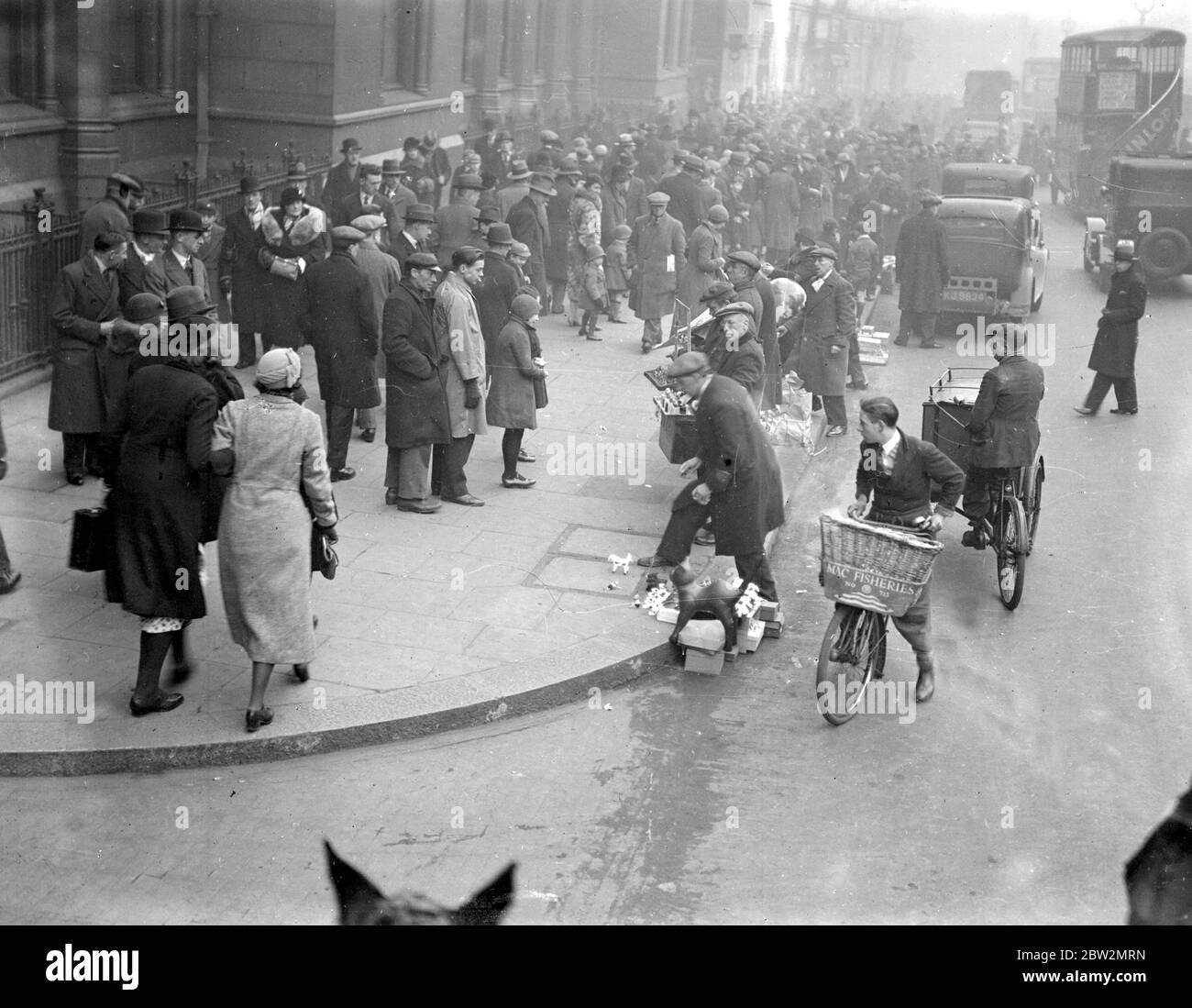 Hawkers in Holborn and errand boys. 16 December 1933 Stock Photo - Alamy